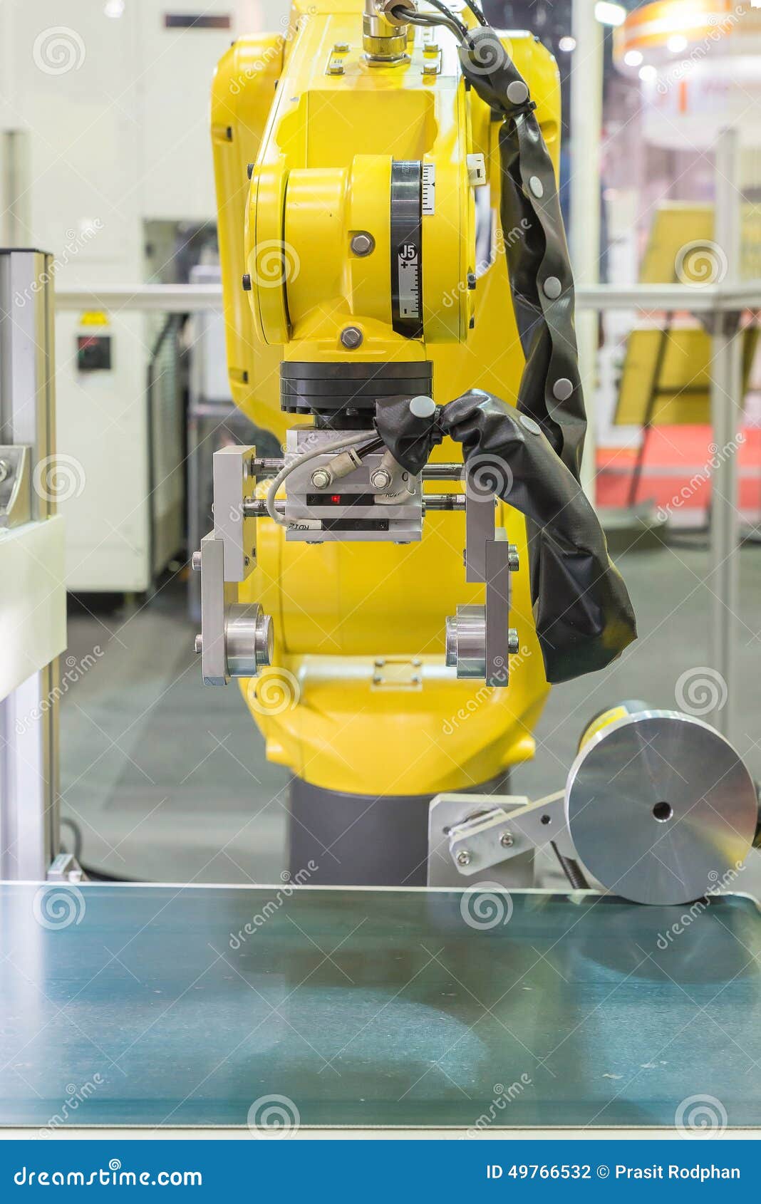 Automatic Robot Arm With Imaging Sensor In Assembly Line Working Stock ...