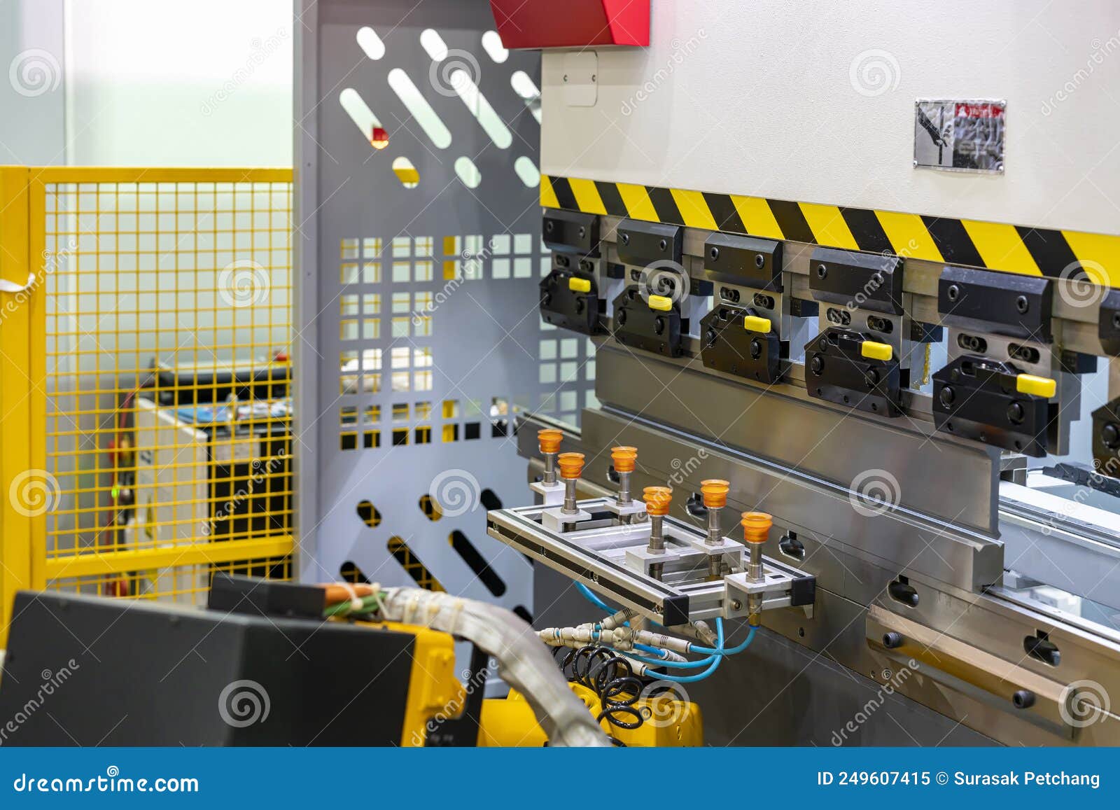 Automatic Vacuum Pad or Suction Cup Set on Robot Arm for Pick Material ...