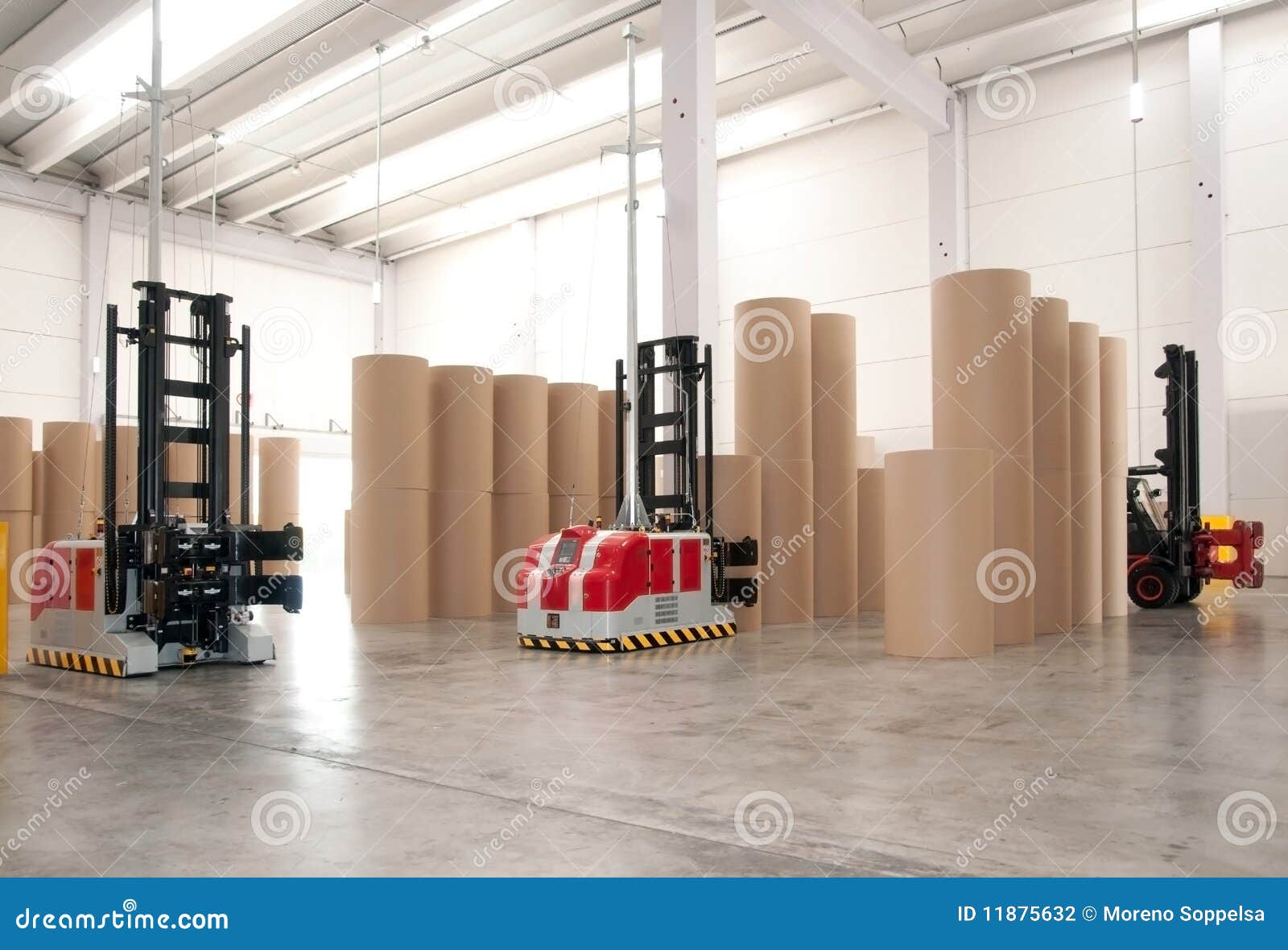 Automatisiertes Lager (Papier) Mit Robotergabelstapler Stockfoto - Bild ...