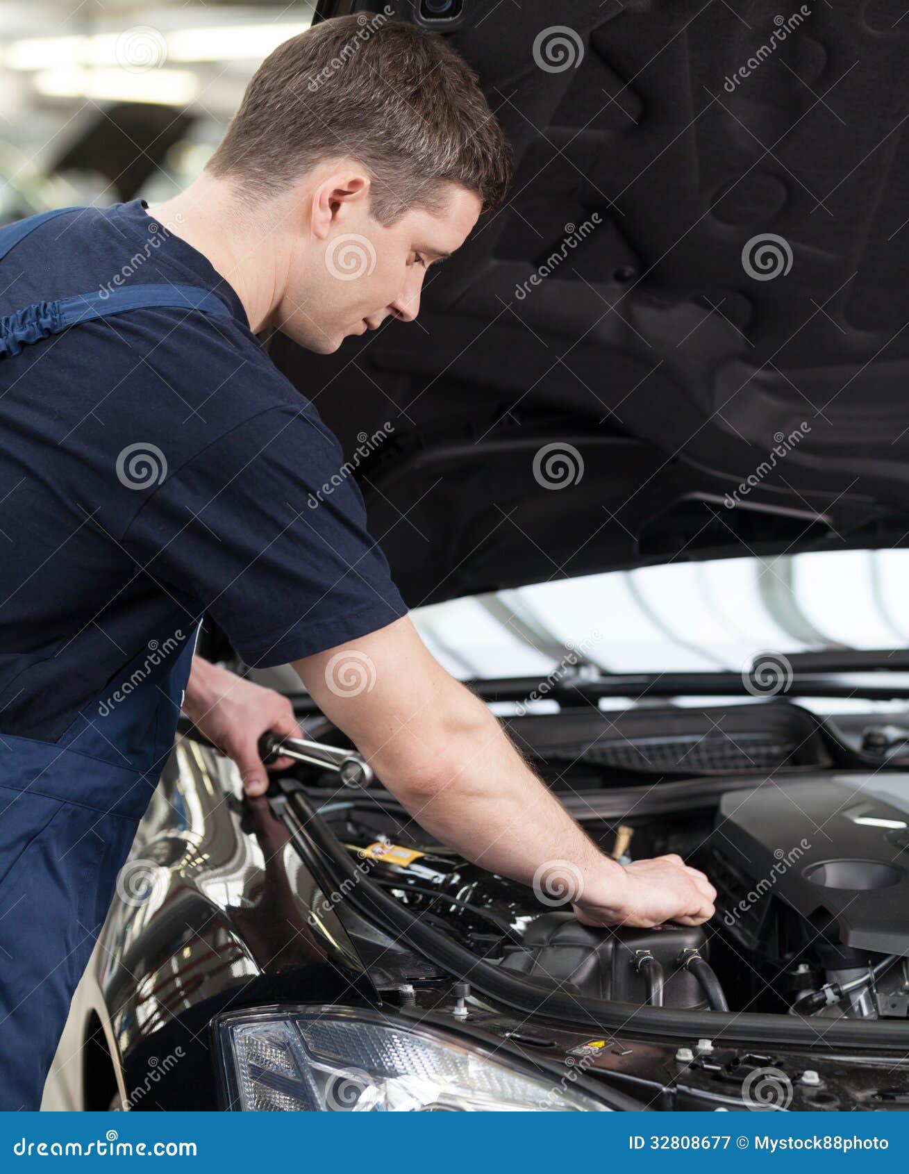 Automechaniker Bei Der Arbeit. Stockbild - Bild von system, transport ...