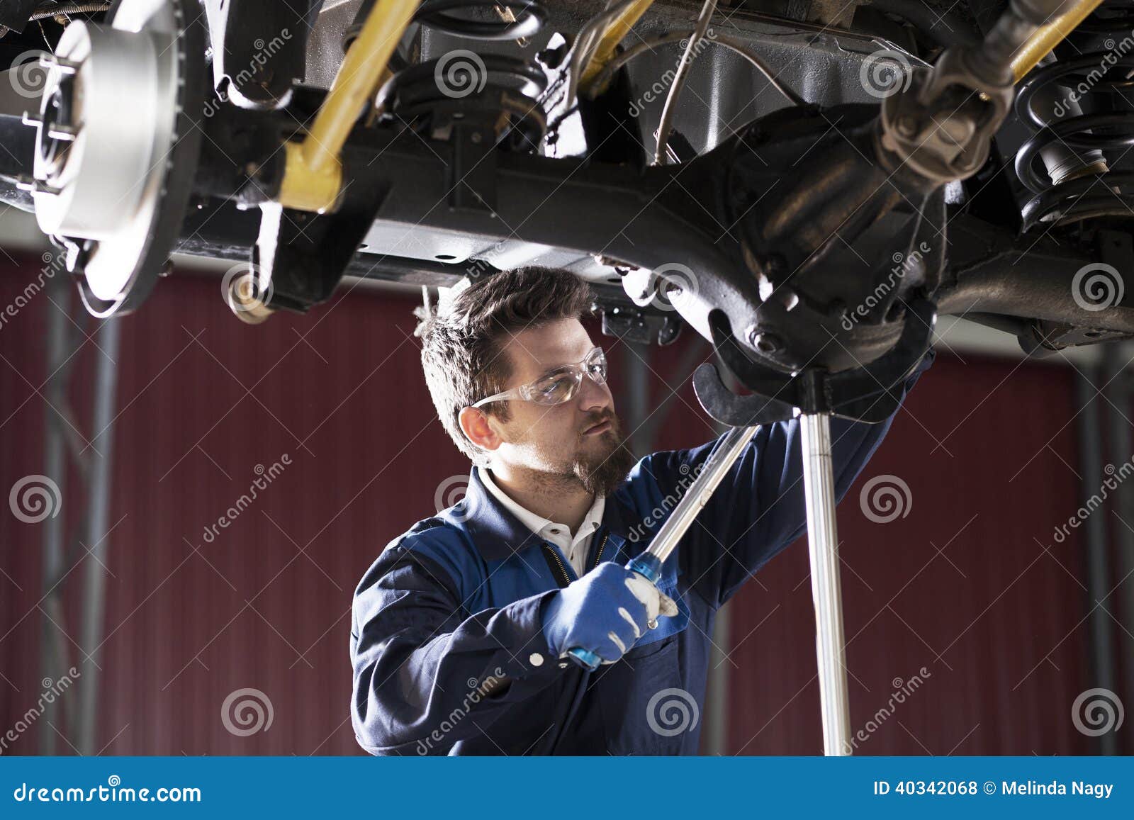 Automechaniker Bei Der Arbeit Stockfoto - Bild von augen, mann: 40342068