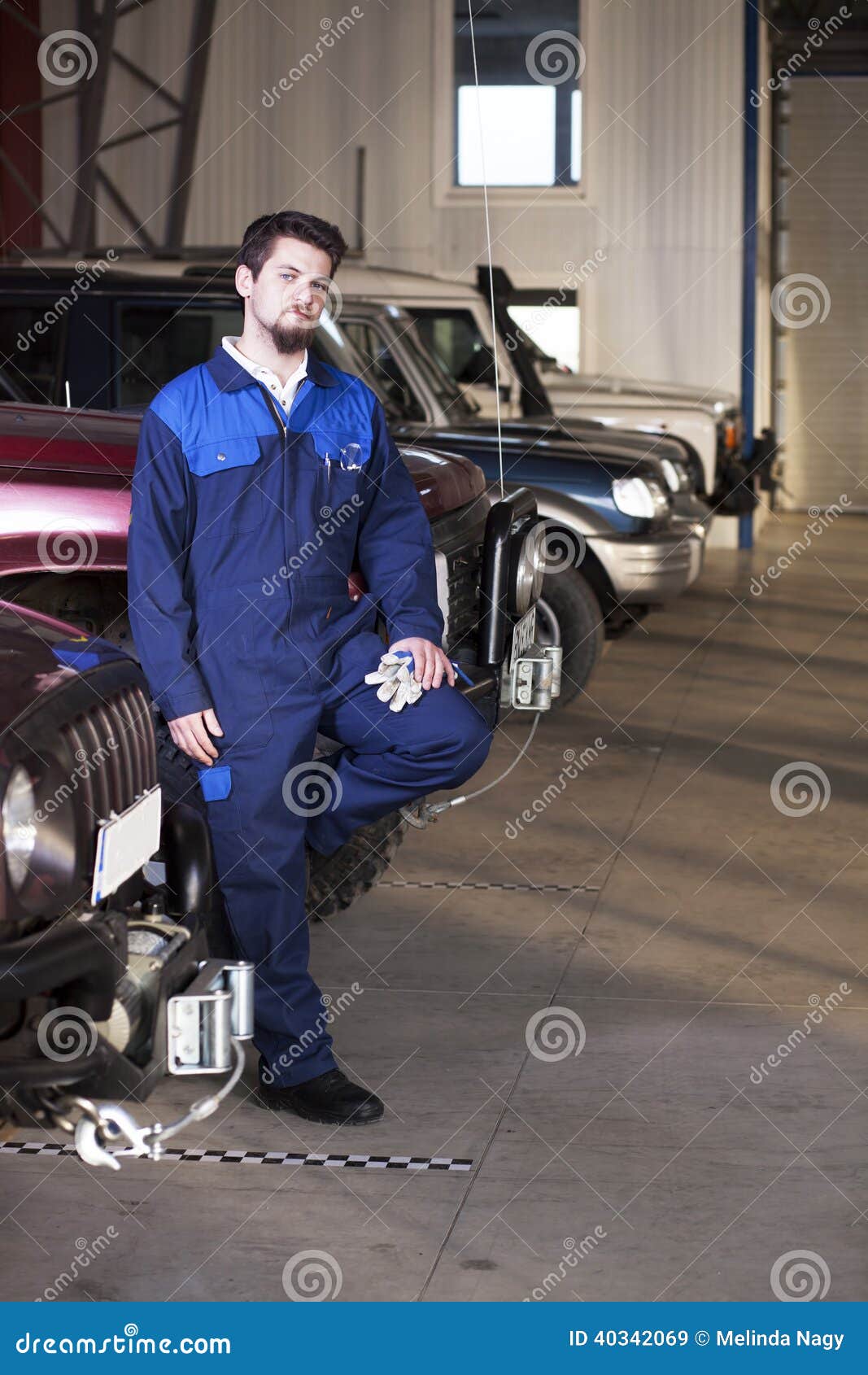 Automechaniker Bei Der Arbeit Stockbild - Bild von fahrzeug, bedienung ...