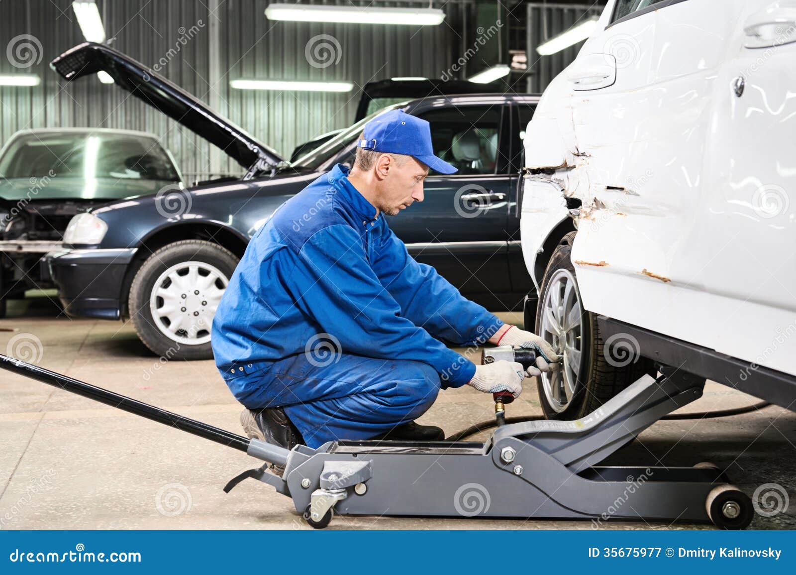 Automechaniker Bei Der Reparaturarbeit Stockbild - Bild von auto ...