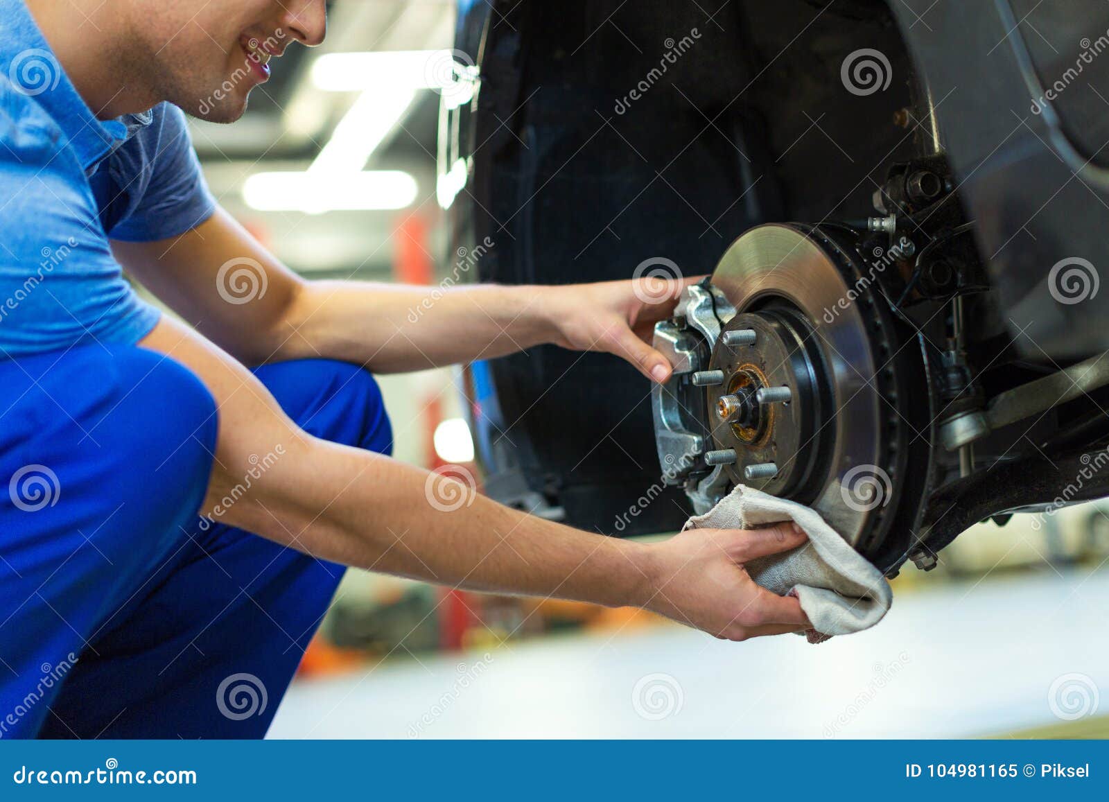 Automechaniker, Der an Einem Auto Arbeitet Stockbild - Bild von leute ...
