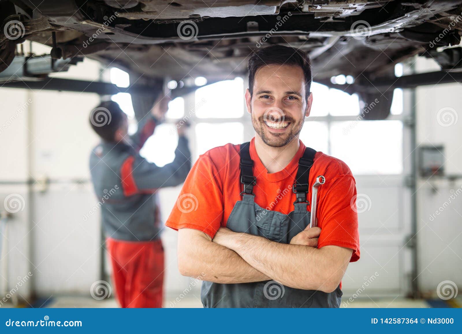 Automechaniker, Der in Der Garage Arbeitet Reparaturservice Stockfoto ...