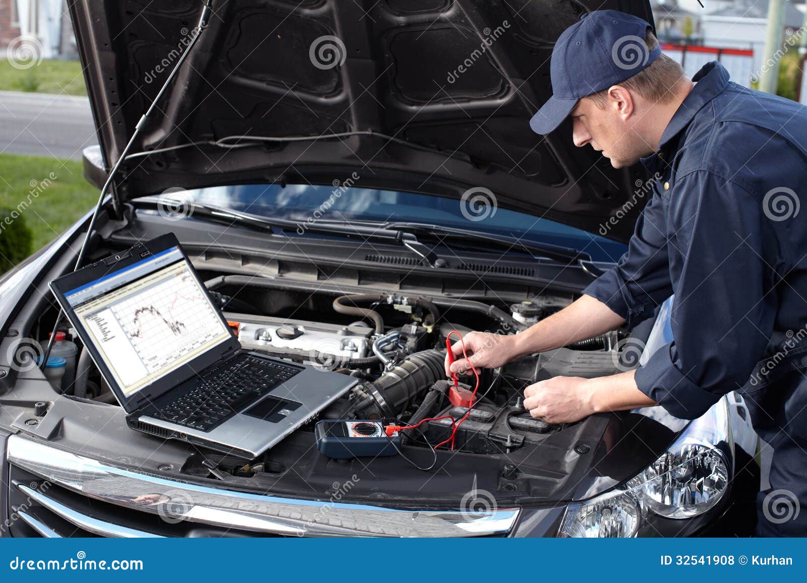 Automechaniker, Der Im Autoreparaturservice Arbeitet. Stockfoto - Bild ...