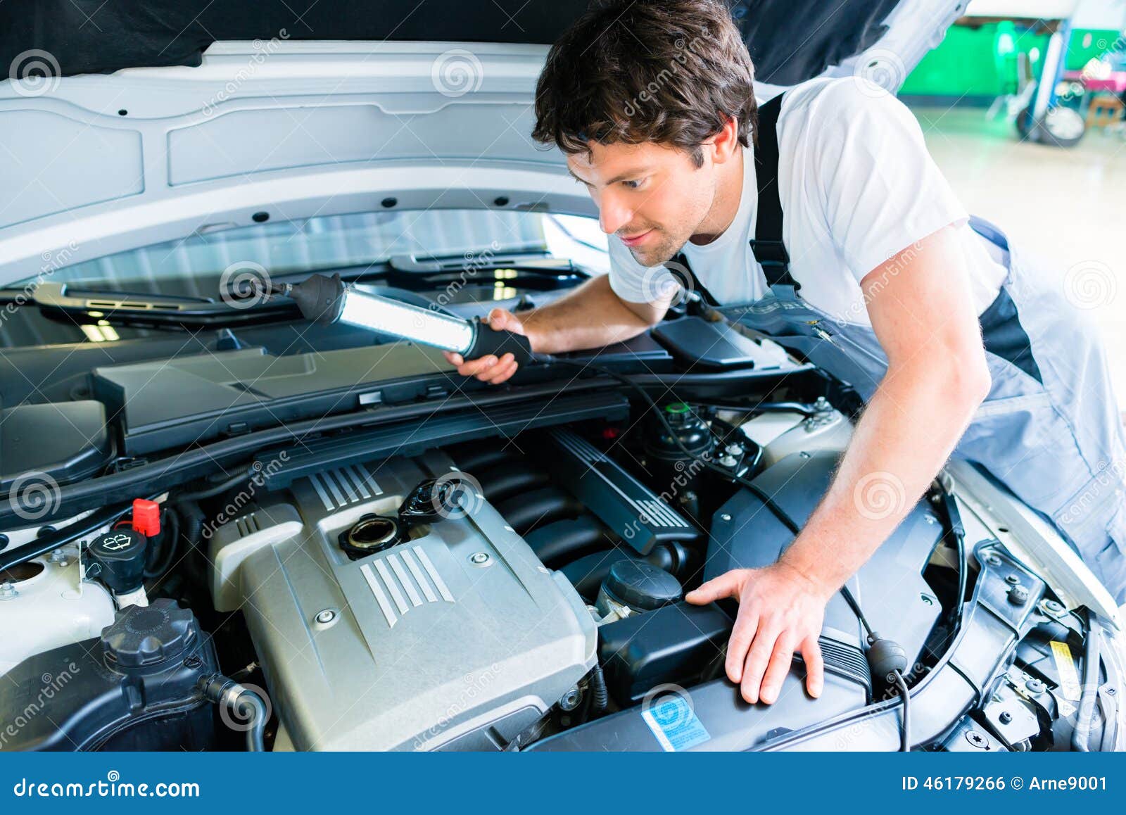 Automechaniker, Der Im Autoservice Arbeitet Stockfoto - Bild von ...