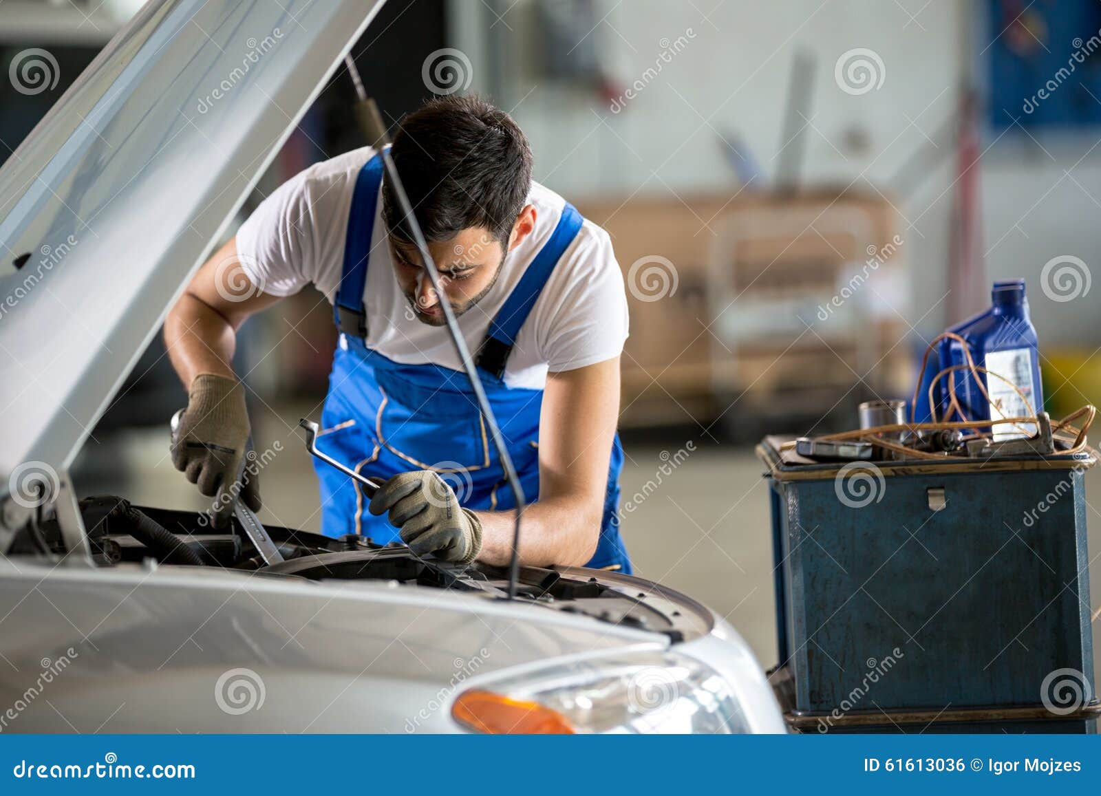 Automechaniker, Der Unter Der Haube Arbeitet Stockfoto - Bild von ...