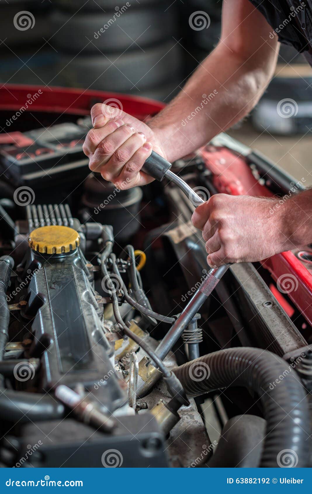 Automechaniker Im Autoreparaturservice, Beginnend Stockfoto - Bild von ...