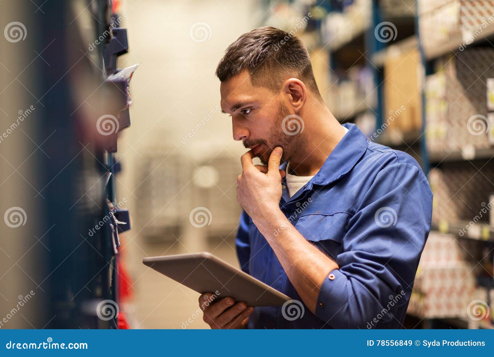 Automechaniker Oder Schmied Mit Tabletten-PC an Der Werkstatt Stockbild ...