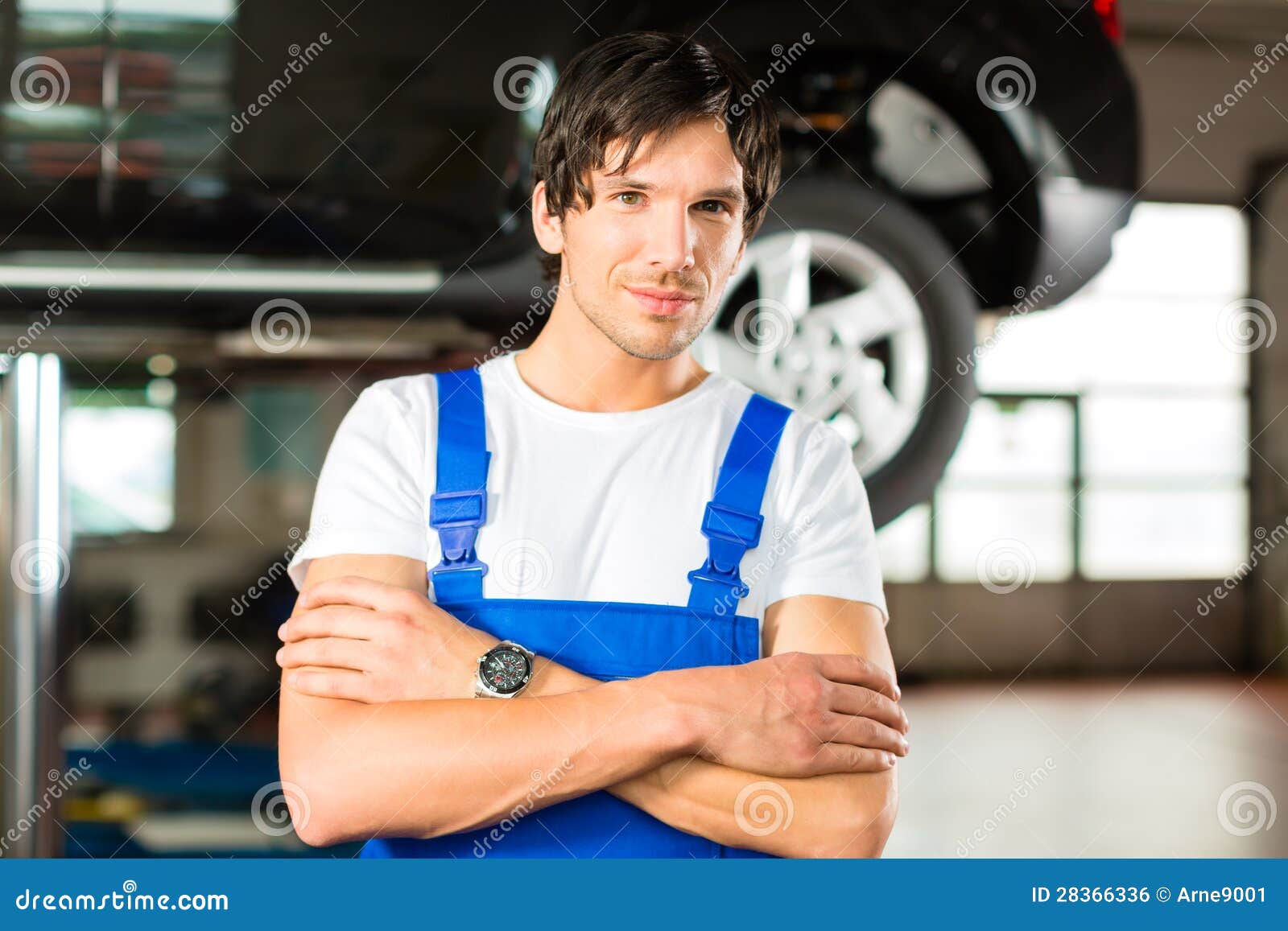 Automechaniker in Seiner Werkstatt Stock Photo - Image of male, garage ...
