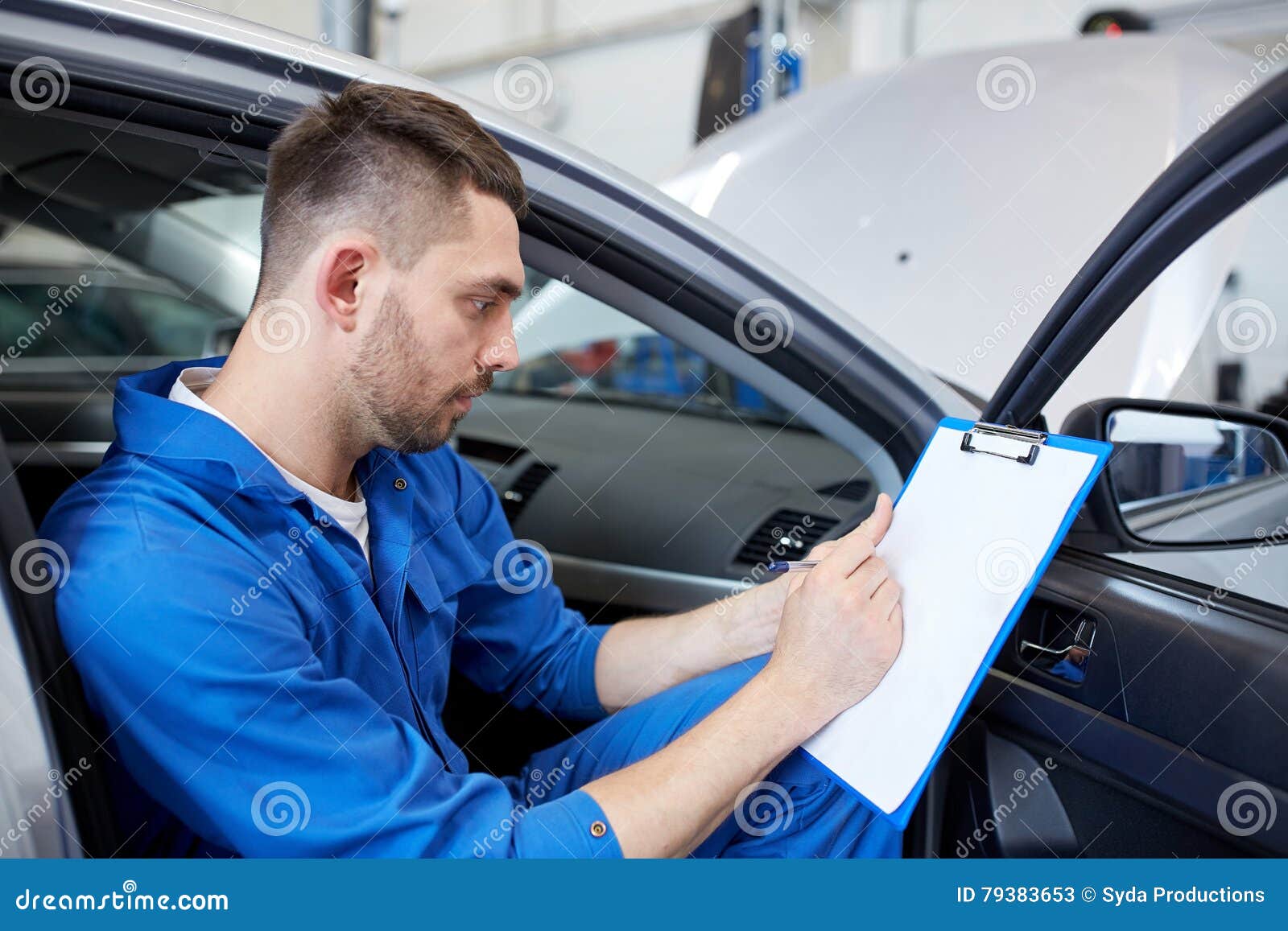 Automechanikermann Mit Klemmbrett an Der Autowerkstatt Stockbild - Bild ...