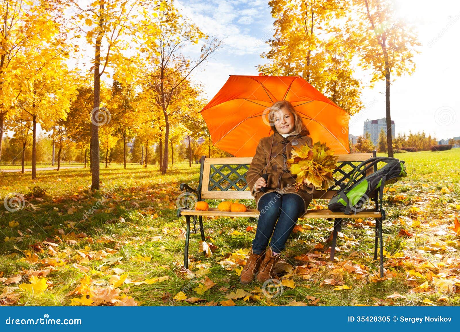 Automne en ville image stock. Image du lifestyle, enfant - 35428305