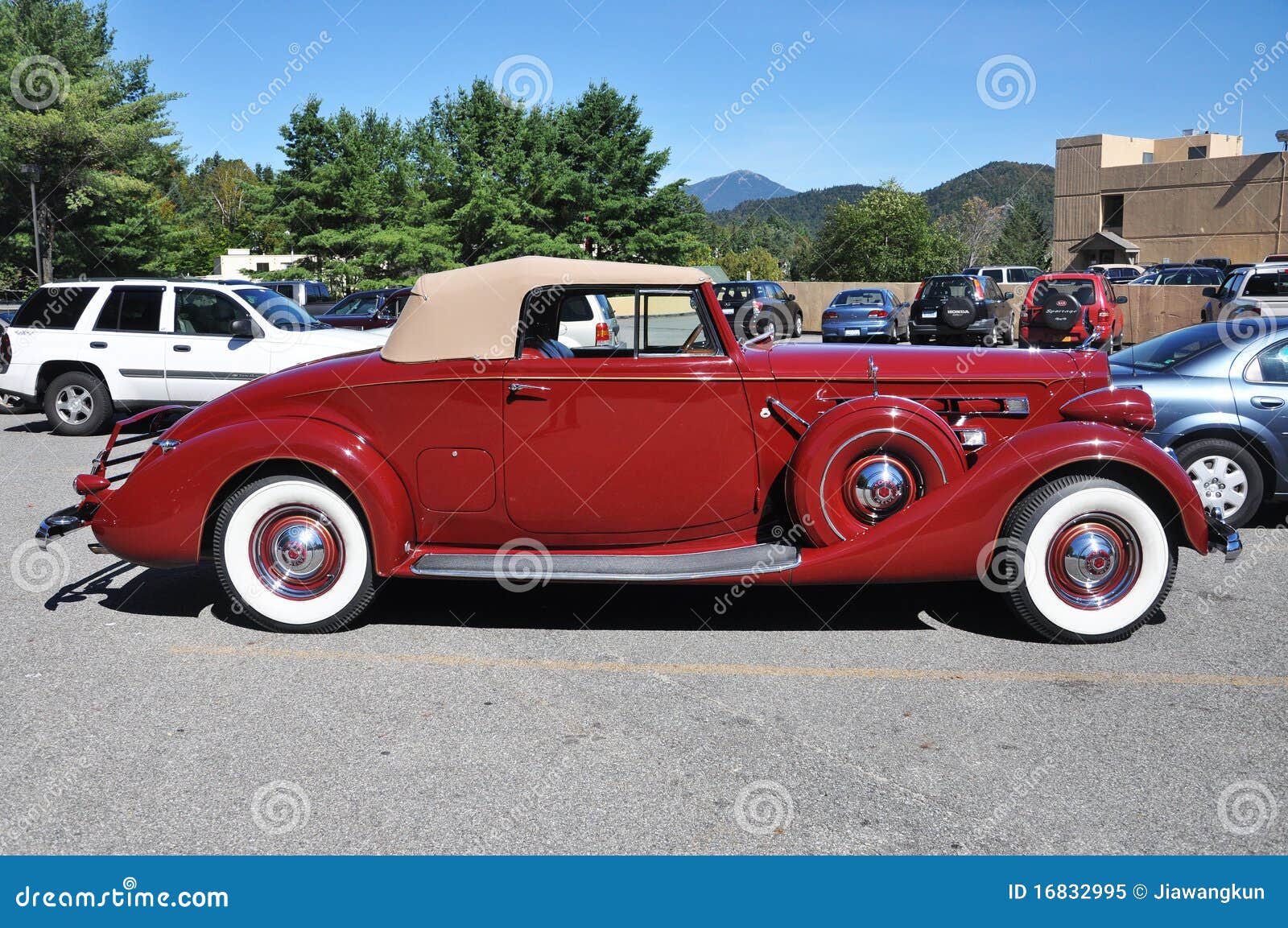 Automobile Antica Convertibile 1937 Di Packard 12 Immagine Editoriale ...
