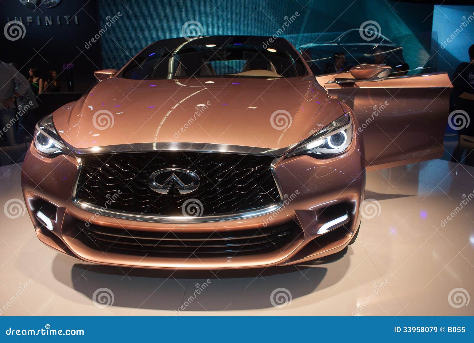 Automobile beige immagine stock editoriale. Immagine di motore - 33958079