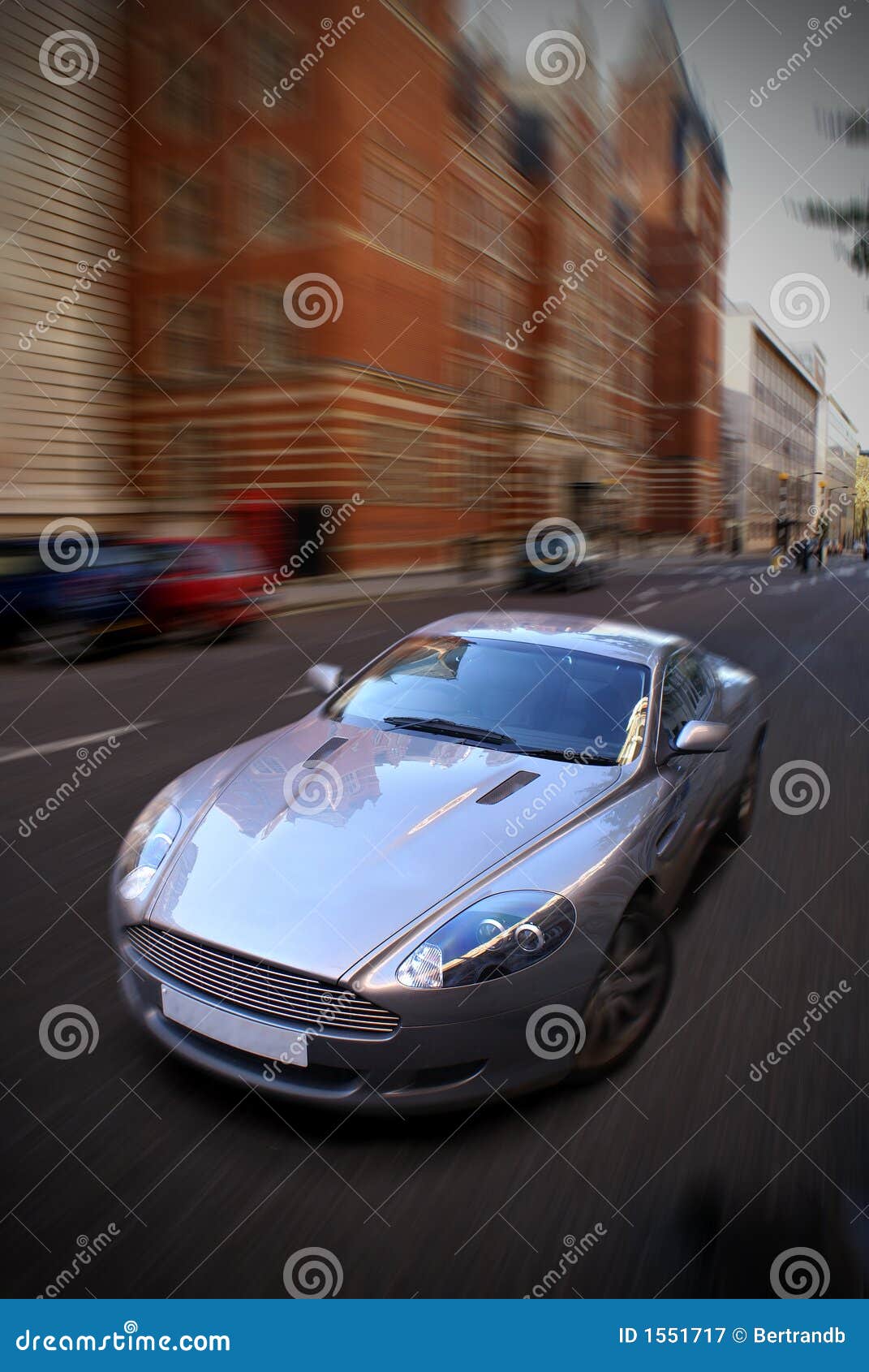 Automobile Di Accelerazione Immagine Stock - Immagine di strada, avanti ...