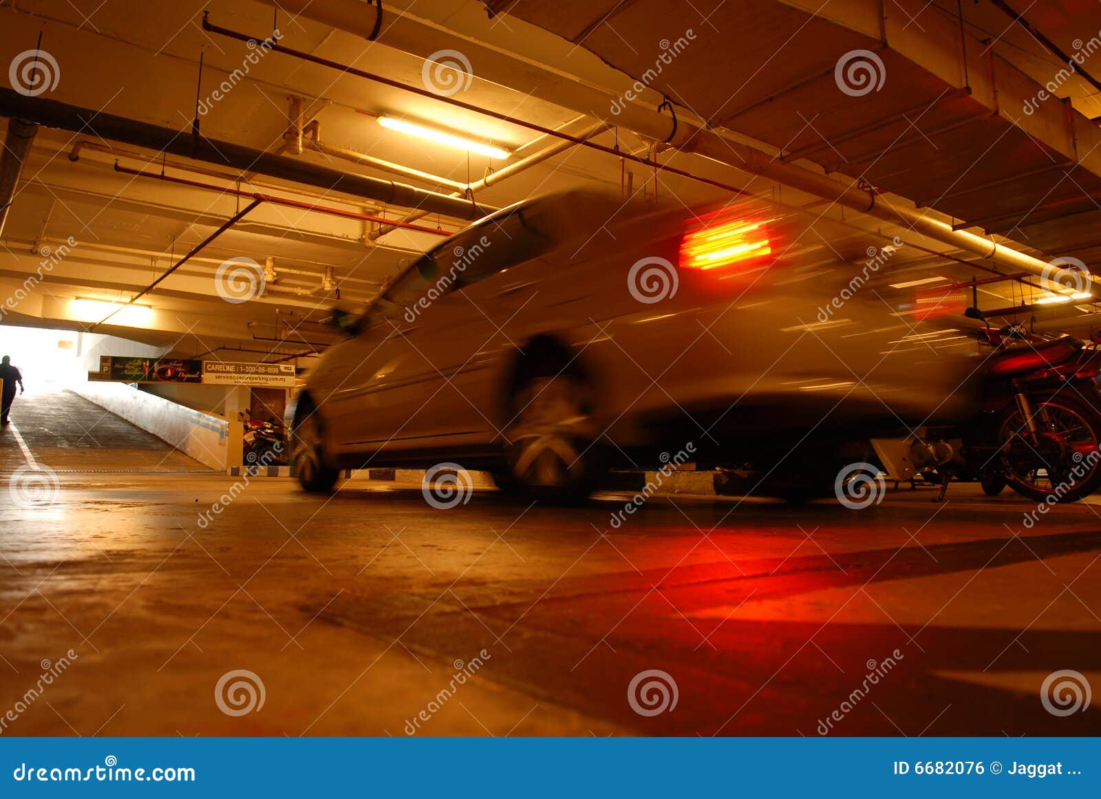 Automobile Di Accelerazione Fotografia Stock - Immagine di costruzione ...