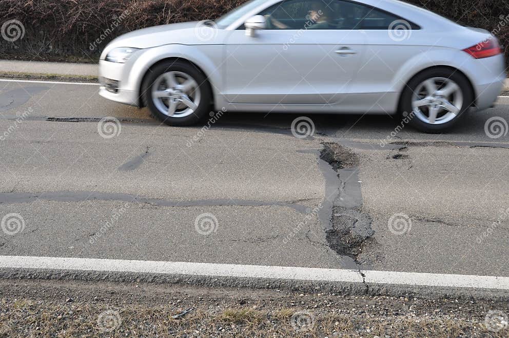 Automobile E Buca Sulla Strada Fotografia Stock - Immagine di ...