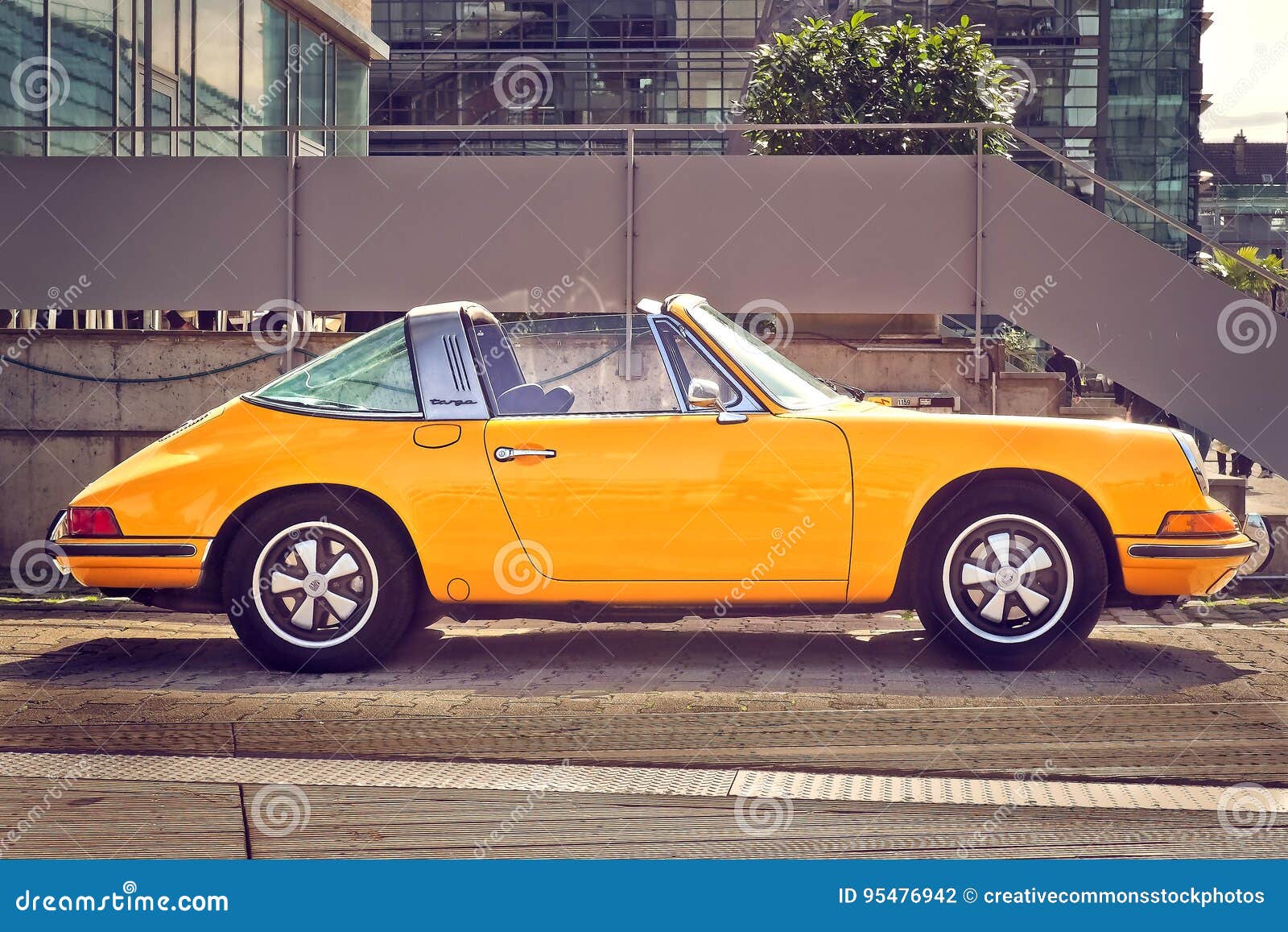 Automobile Gialla Di Porsche 911 Immagine. Immagine: 95476942