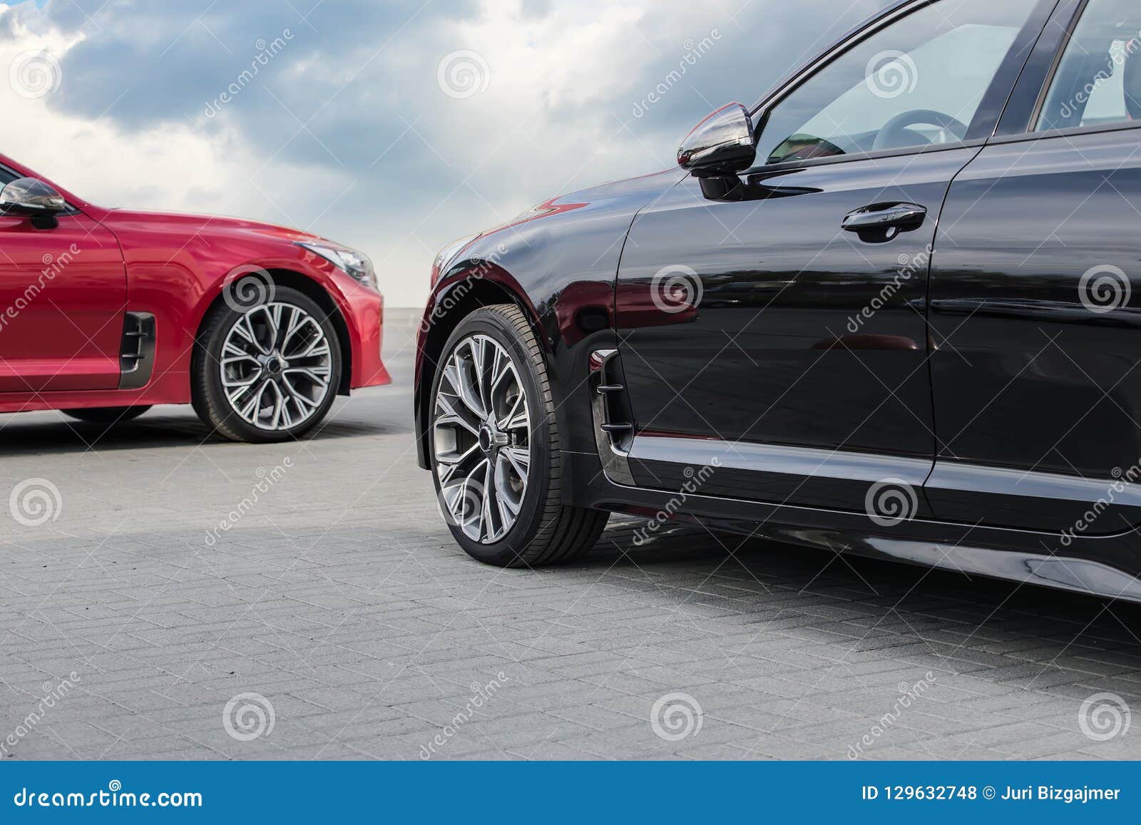 Automobile rouge et noire photo stock. Image du luxe - 129632748