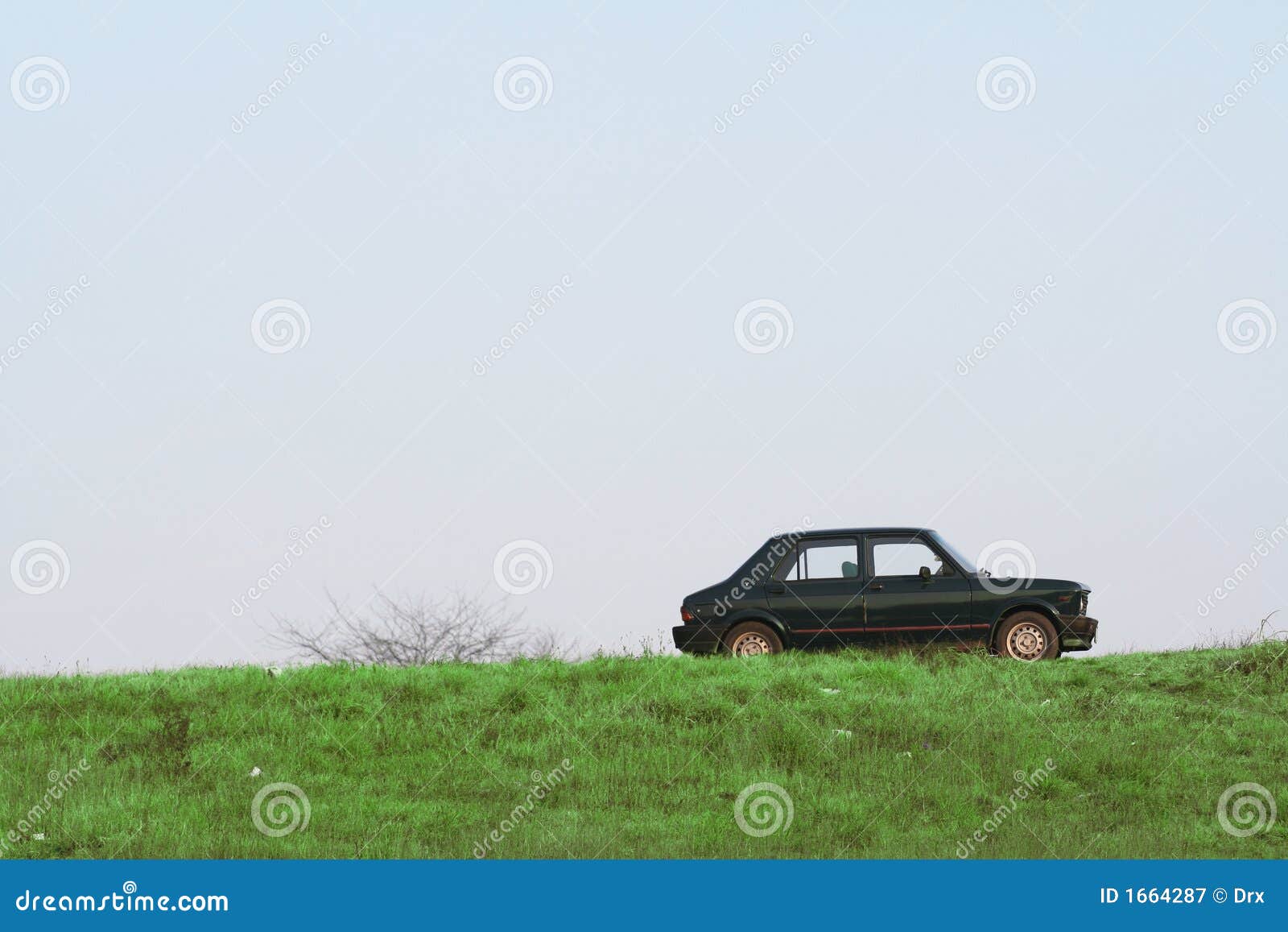 Automobile sulla collina immagine stock. Immagine di nave - 1664287