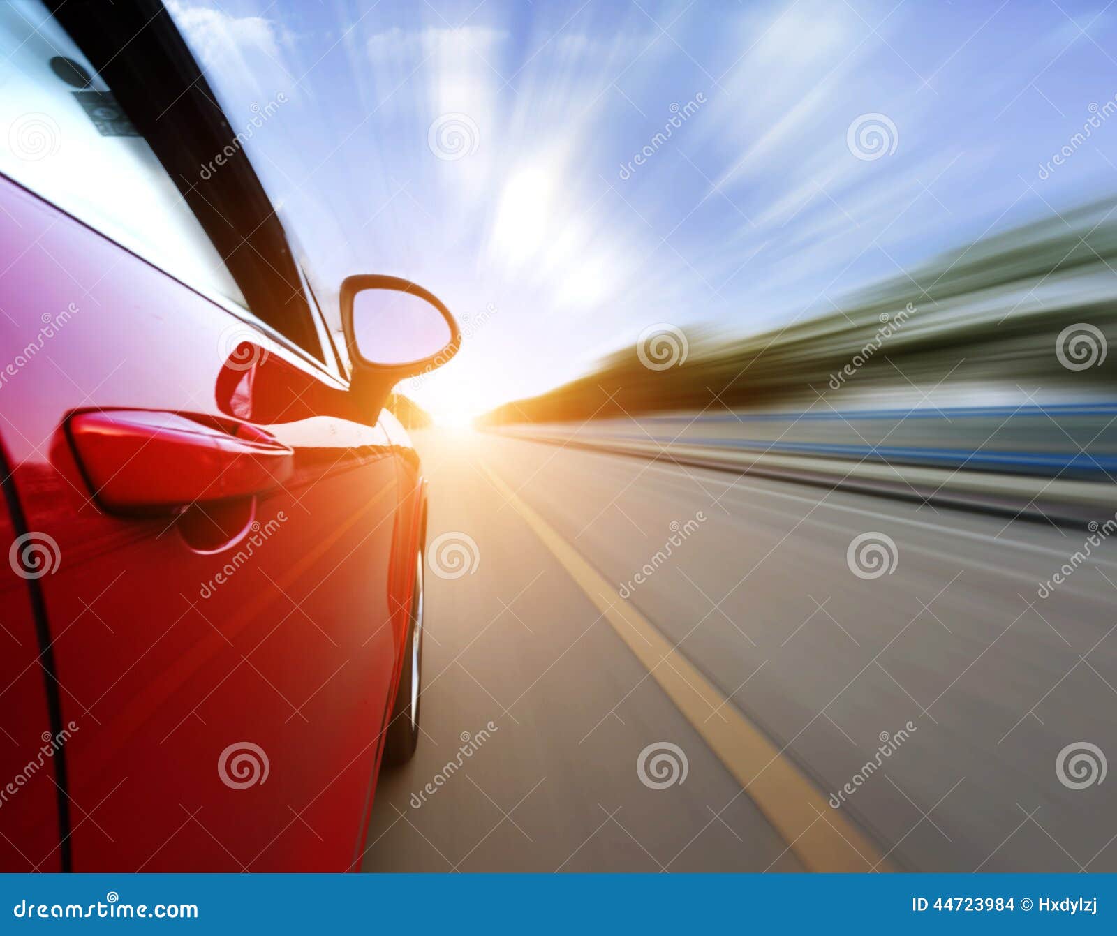 Automobile sulla strada fotografia stock. Immagine di vago - 44723984