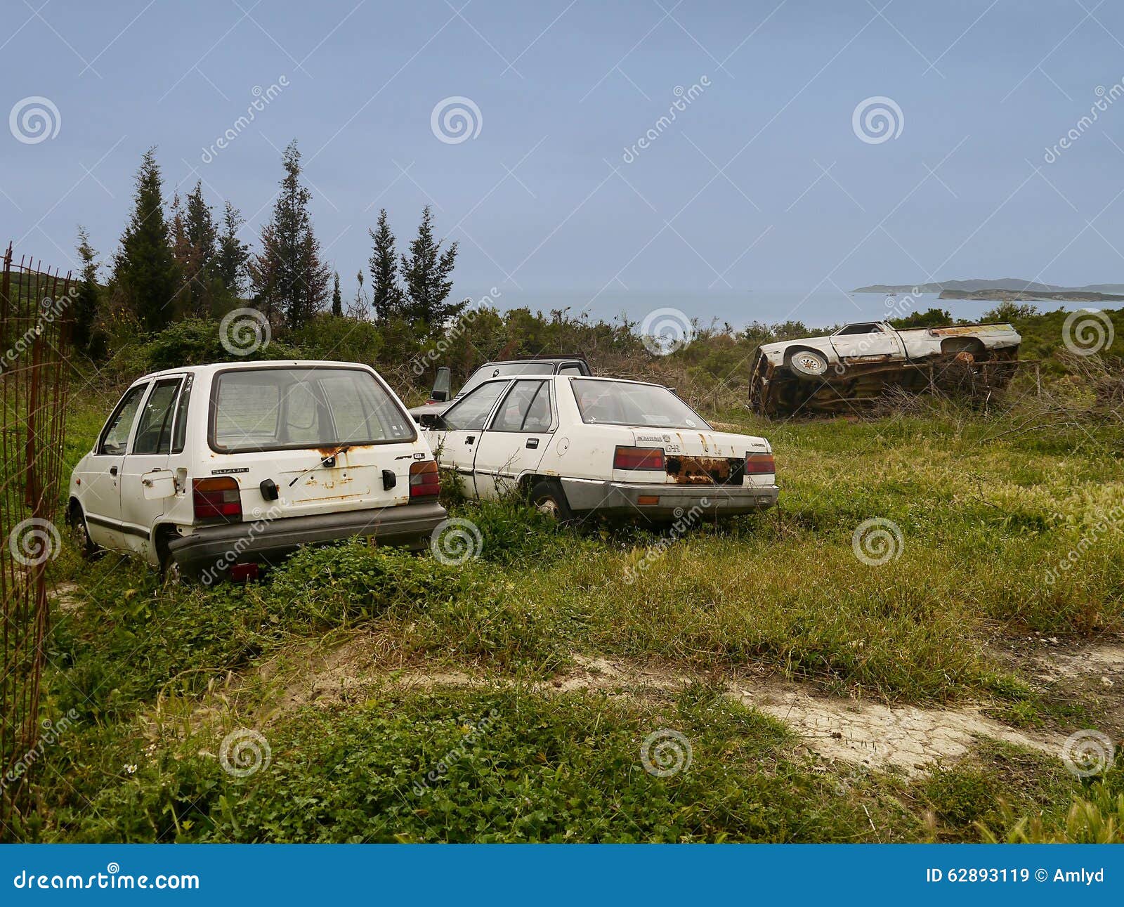 Automobili Abbandonate Sulla Collina Dal Mare Immagine Stock Editoriale ...
