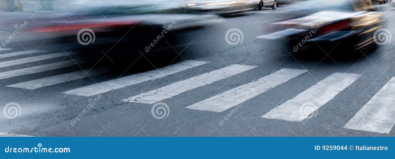 Automobili Di Accelerazione Fotografia Stock - Immagine di modernità ...