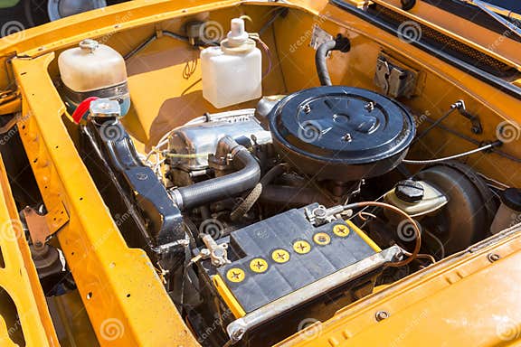 Automotor Des Alten Sowjetischen Fahrzeugs Moskvich-412, Unter Der ... Automotor Des Alten Sowjetischen Fahrzeugs Moskvich-412, Unter Der ...