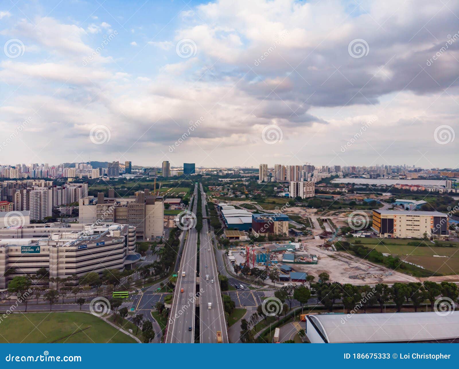 Autopista Recta Que Lleva Al Centro De La Ciudad Imagen de archivo ...