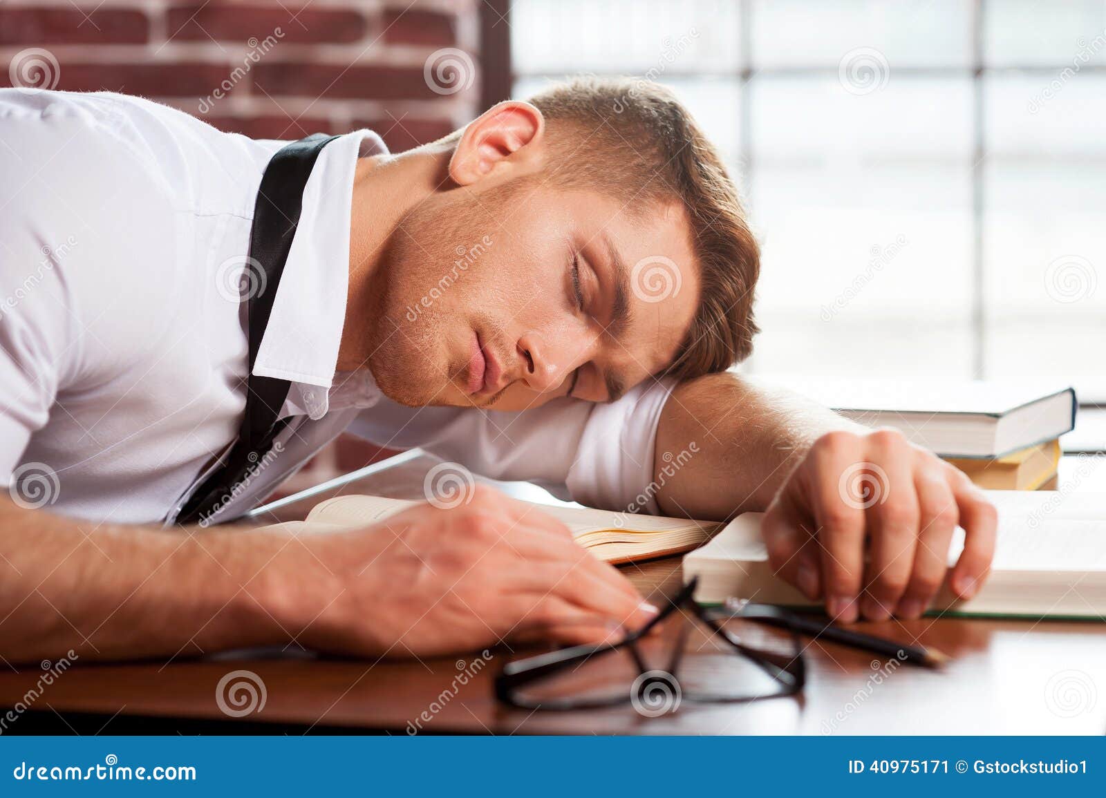 Autore addormentato immagine stock. Immagine di caucasico - 40975171