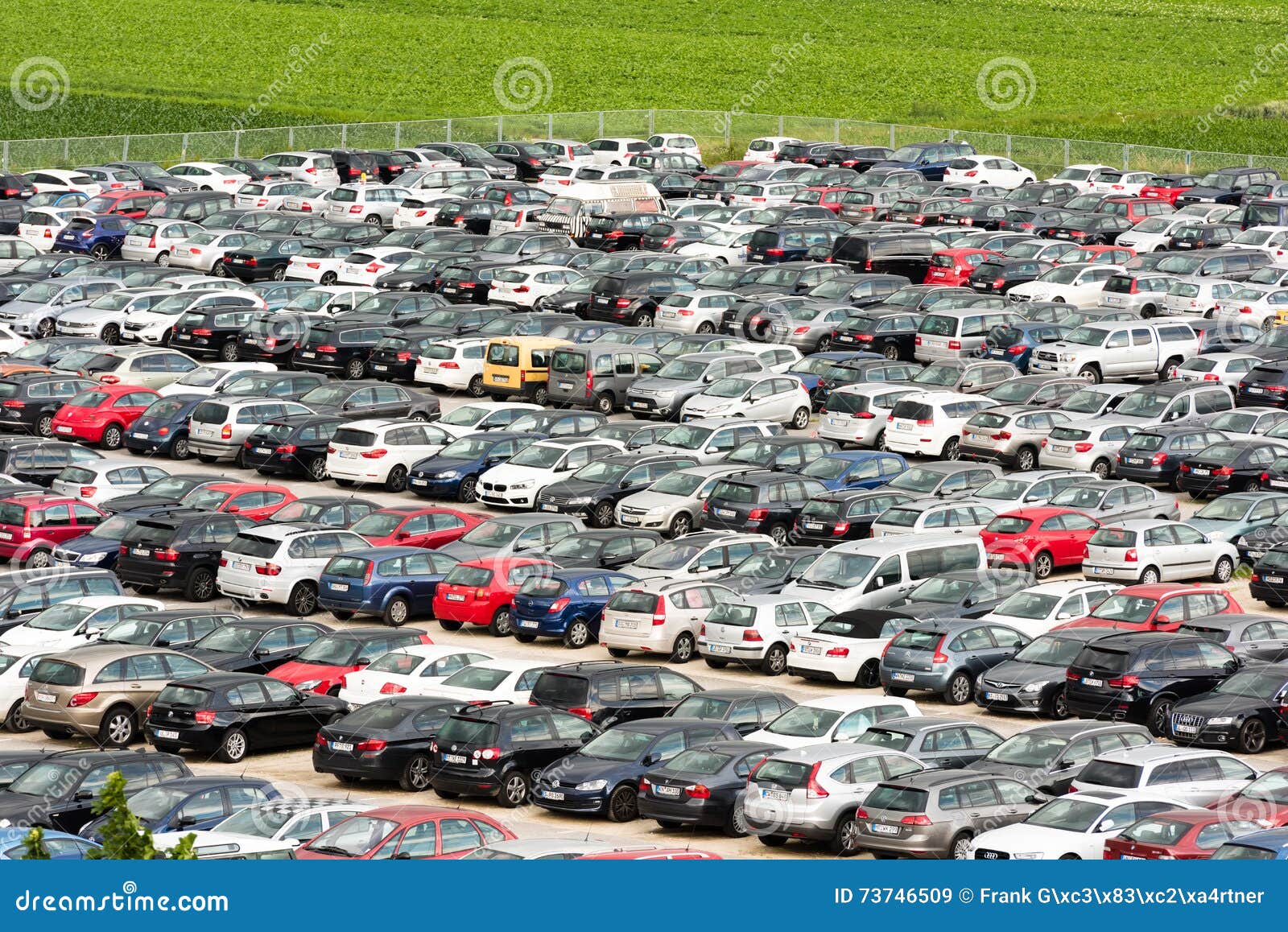 Autos Geparkt in Einem Großen Parkplatz Redaktionelles Stockbild - Bild ...