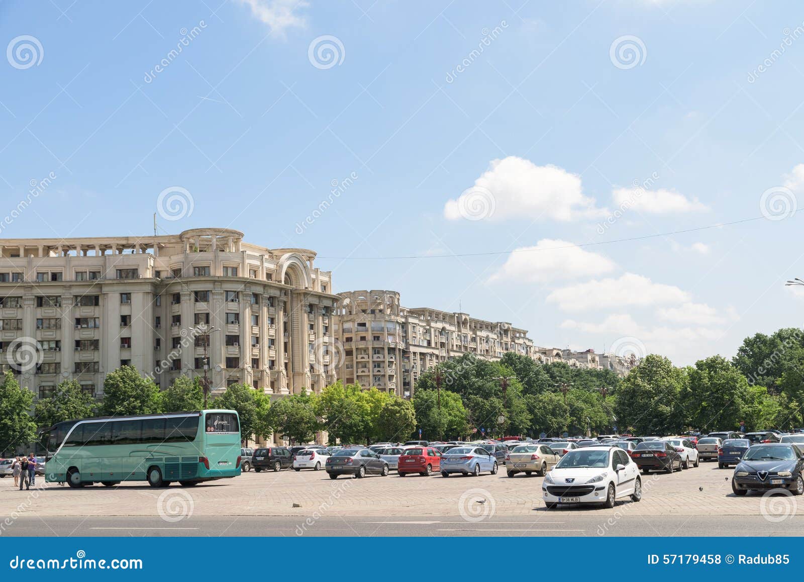 Autos Im Auto-Parkplatz in Front of Parliament Palace Redaktionelles ...