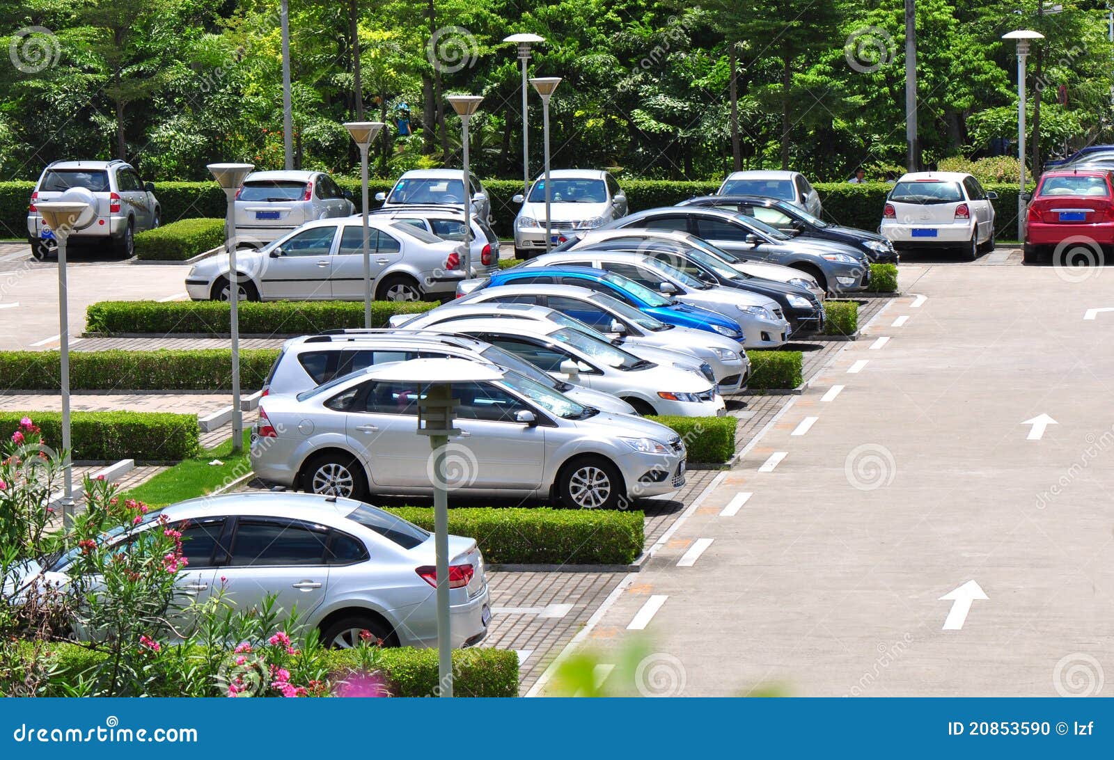 Autos im Parkplatz stockfoto. Bild von wohlstand, laufwerk - 20853590