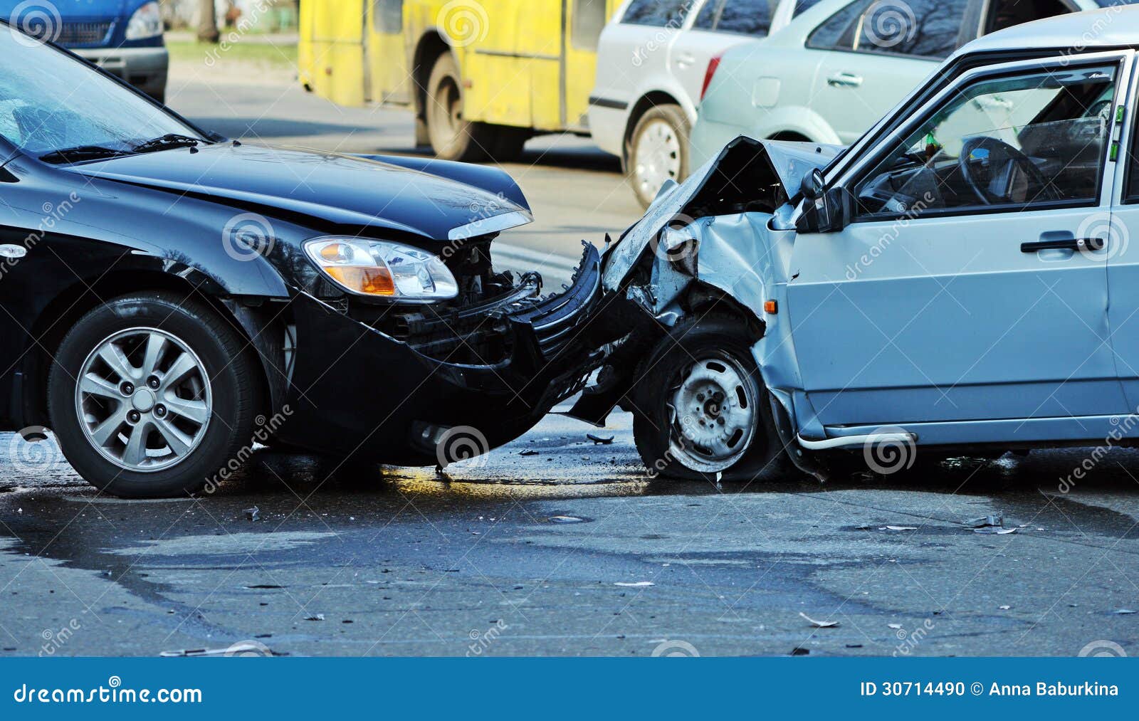 Autounfall stockfoto. Bild von beschädigung, datenbahn - 30714490