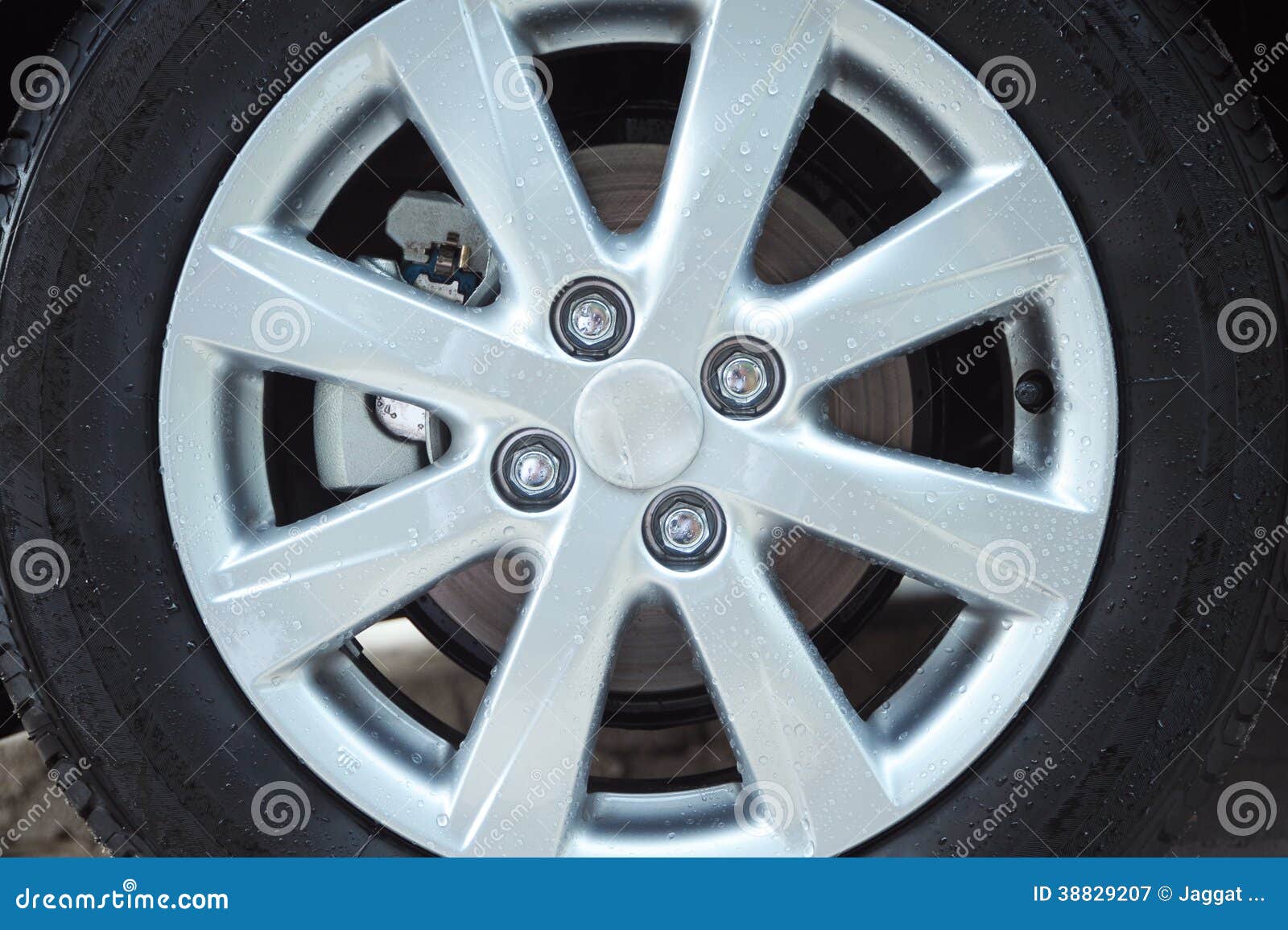 Autowiel en remschijf stock afbeelding. Image of schijf - 38829207