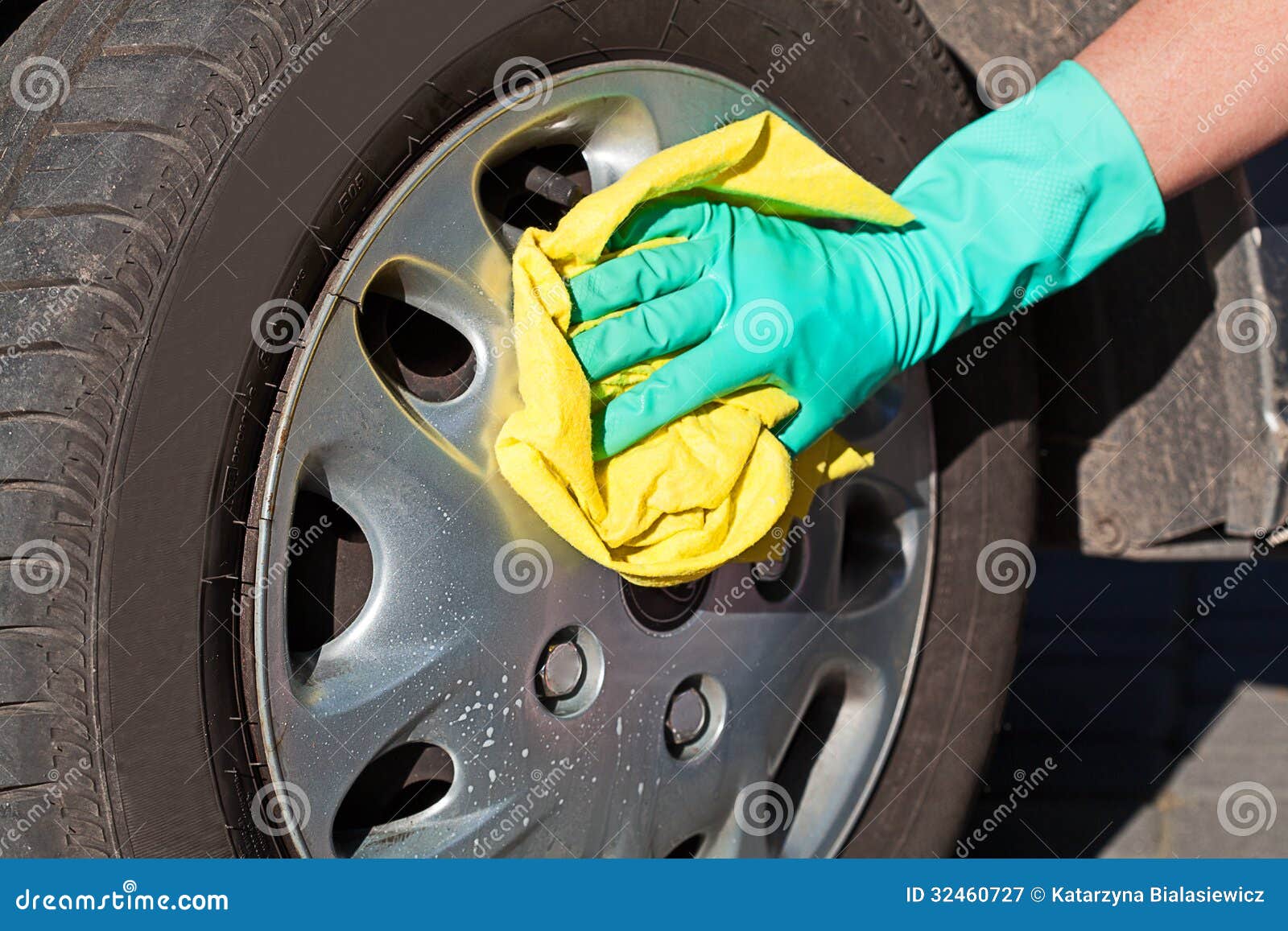 Autowiel het schoonmaken stock afbeelding. Image of doek - 32460727