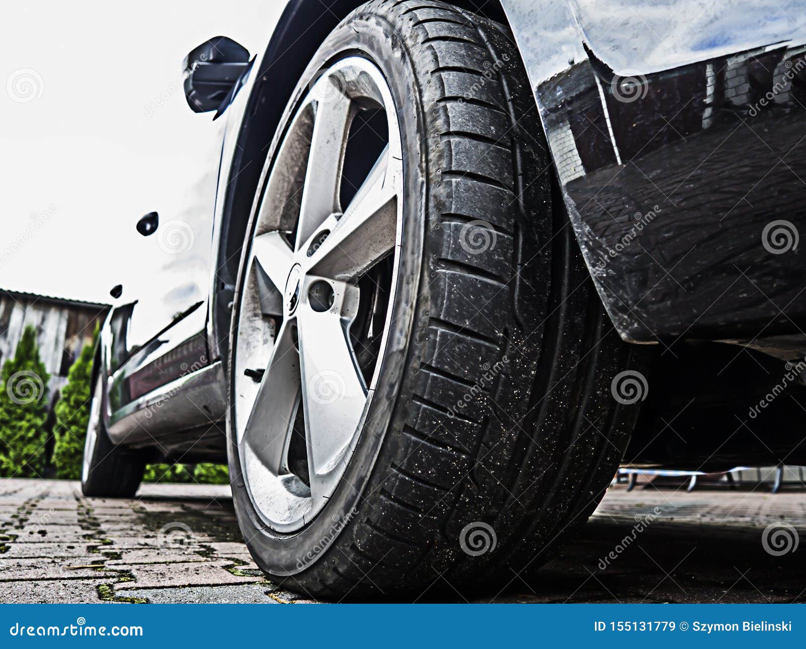 Autowiel Vanuit Het Bodemperspectief Stock Afbeelding - Image of straat ...