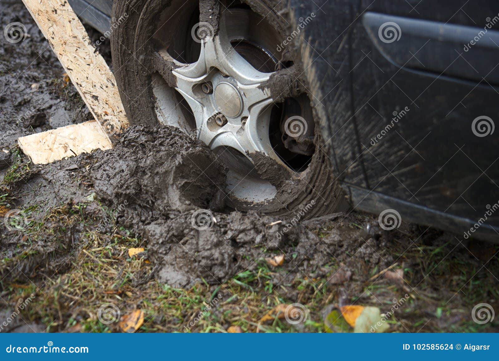 Autowiel in vuil stock foto. Image of band, voertuig - 102585624