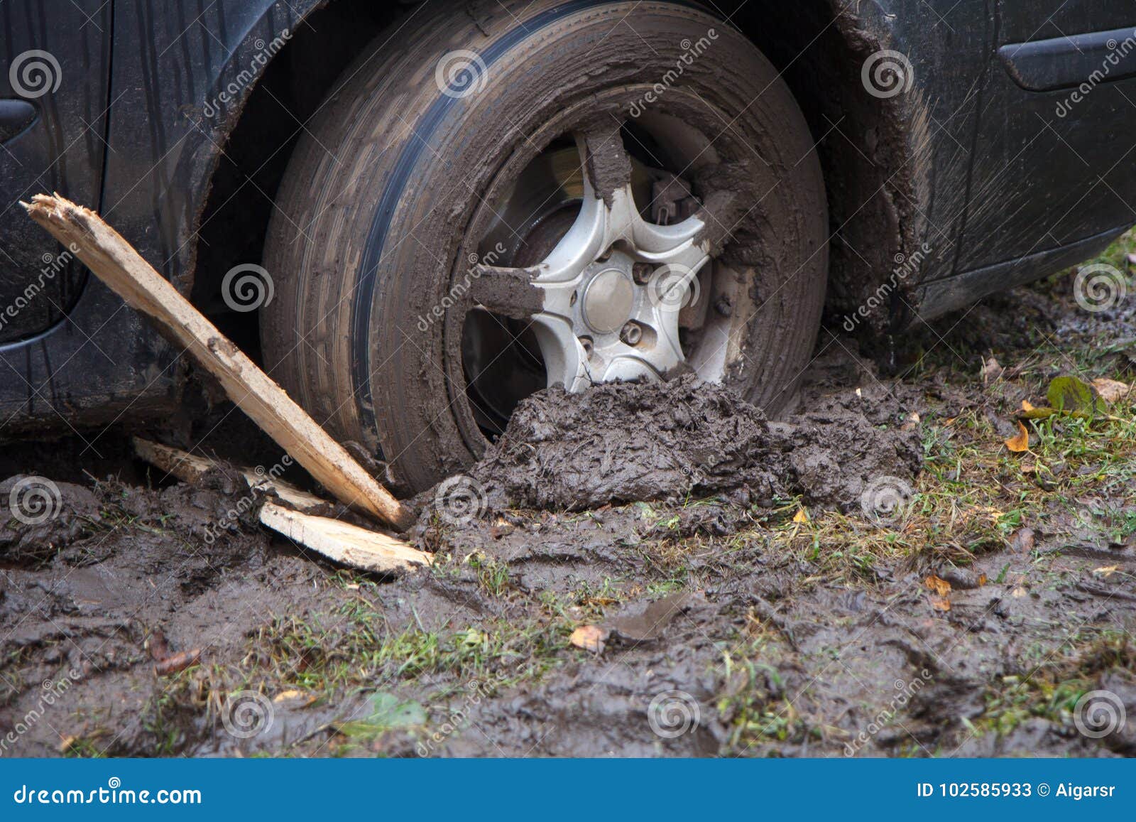 Autowiel in vuil stock afbeelding. Image of auto, vervoer - 102585933