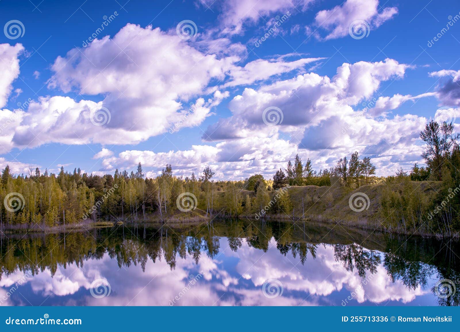 Autumn Background of the Lake with the Reflection of Trees in the Calm ...