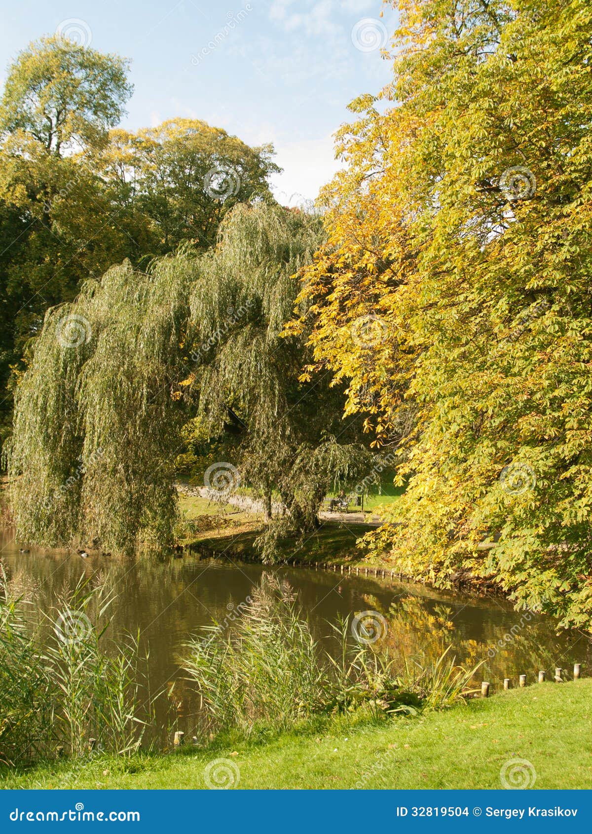 Classic Park With Avenues, Sculptures And A Green Maze Stock Photo ...