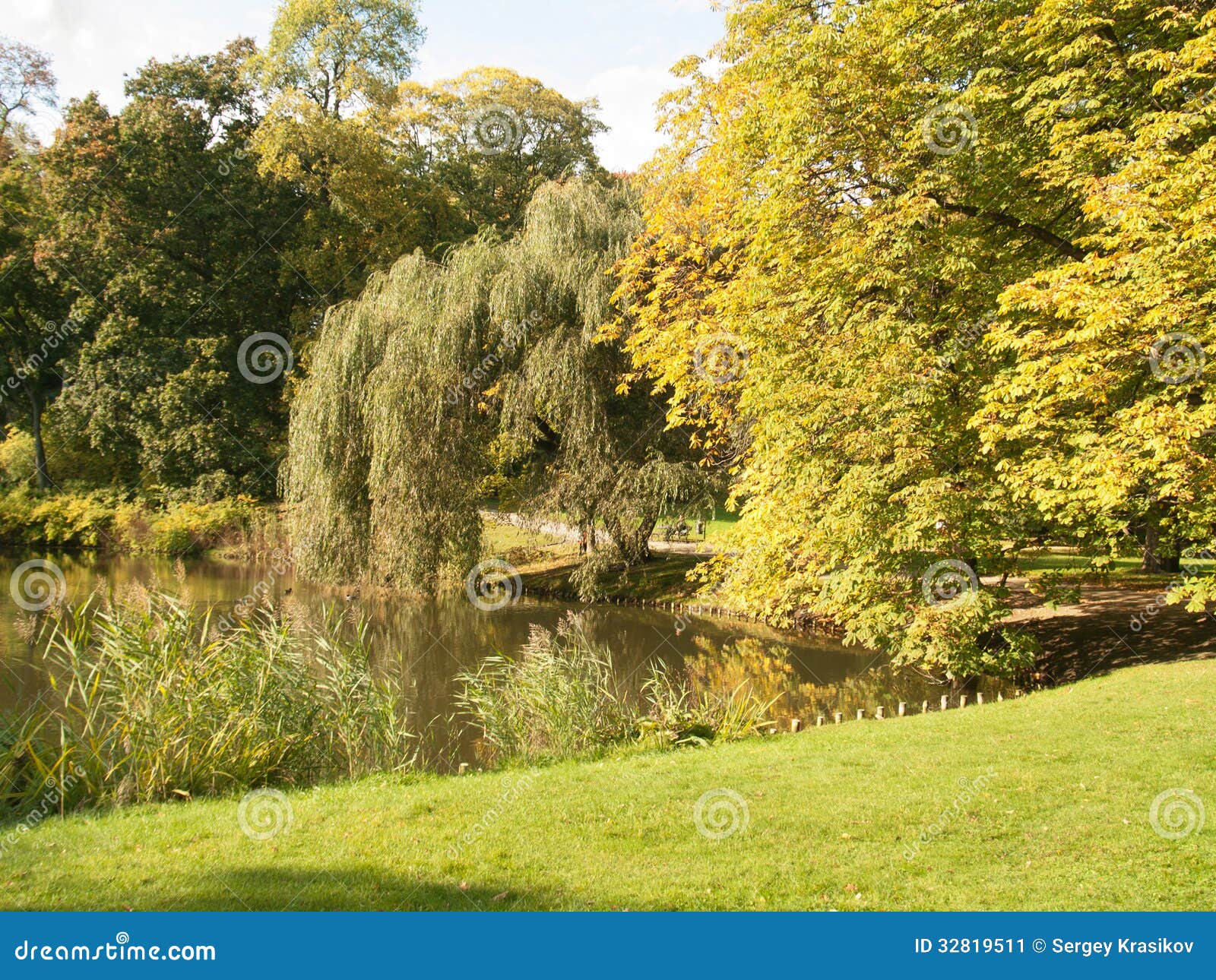 Classic Park With Avenues, Sculptures And A Green Maze Stock Photo ...