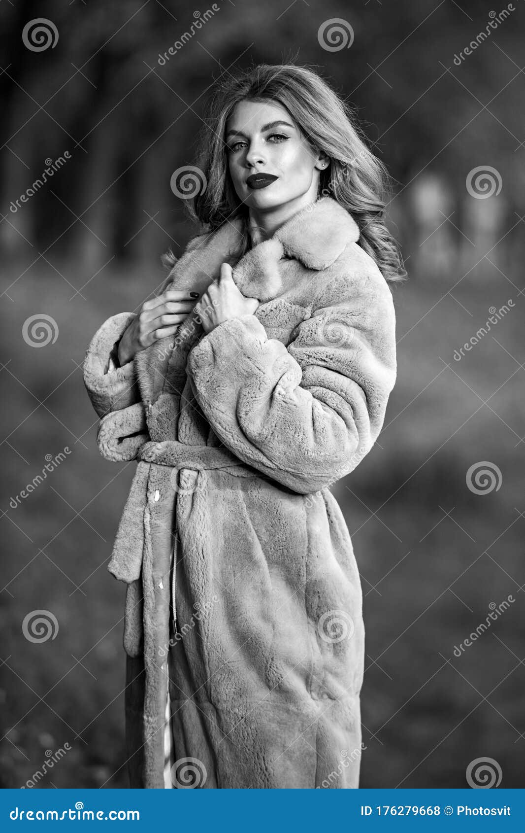 Autumn Female Outfit Apparel For European Winter Elegant Woman Wear