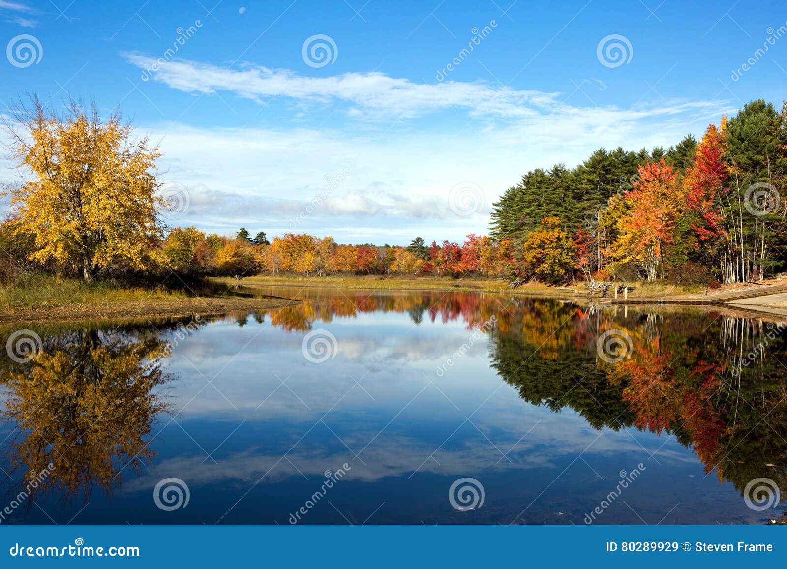Autumn Leaves Lake Reflection Fotografering för Bildbyråer - Bild av ...