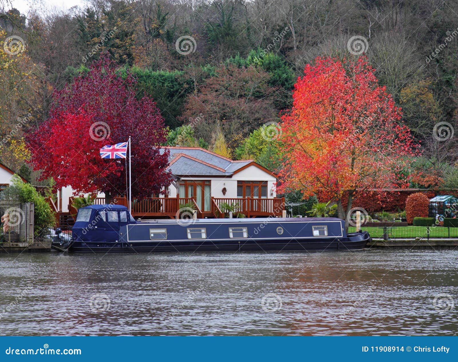 Autumn on the River Thames stock photo. Image of garden - 11908914