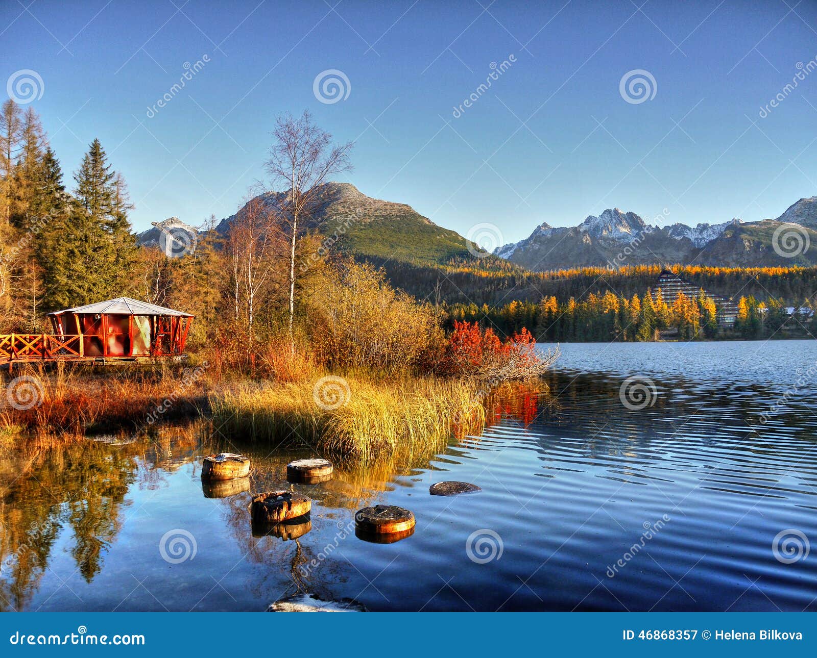 Autumn Seelandschaft stockbild. Bild von berg, szenisch - 46868357