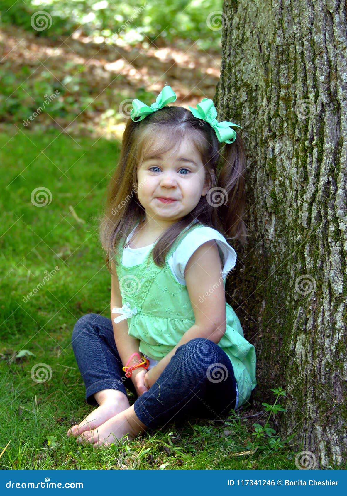 Aux Pieds Nus Et Herbe Chatouille Ses Orteils Photo stock - Image du ...