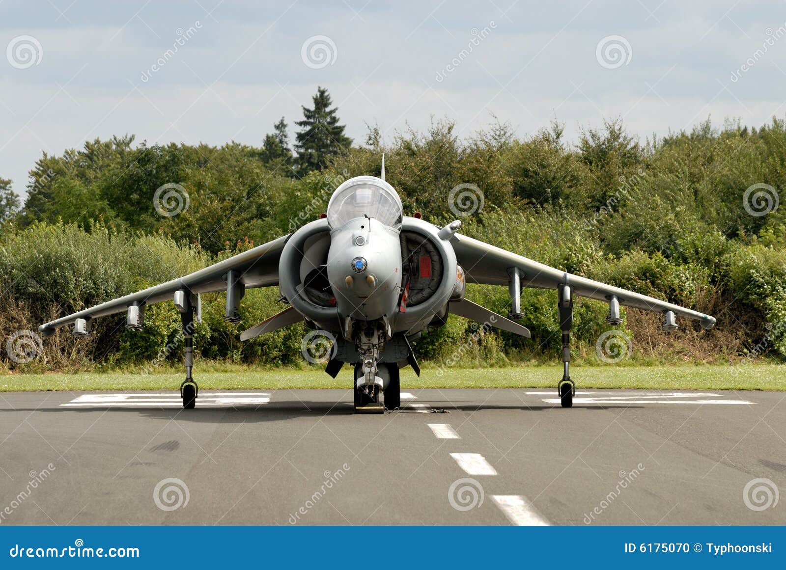 AV-8B Harrier Attack Aircraft Stock Photo - Image of warplane, vertical ...