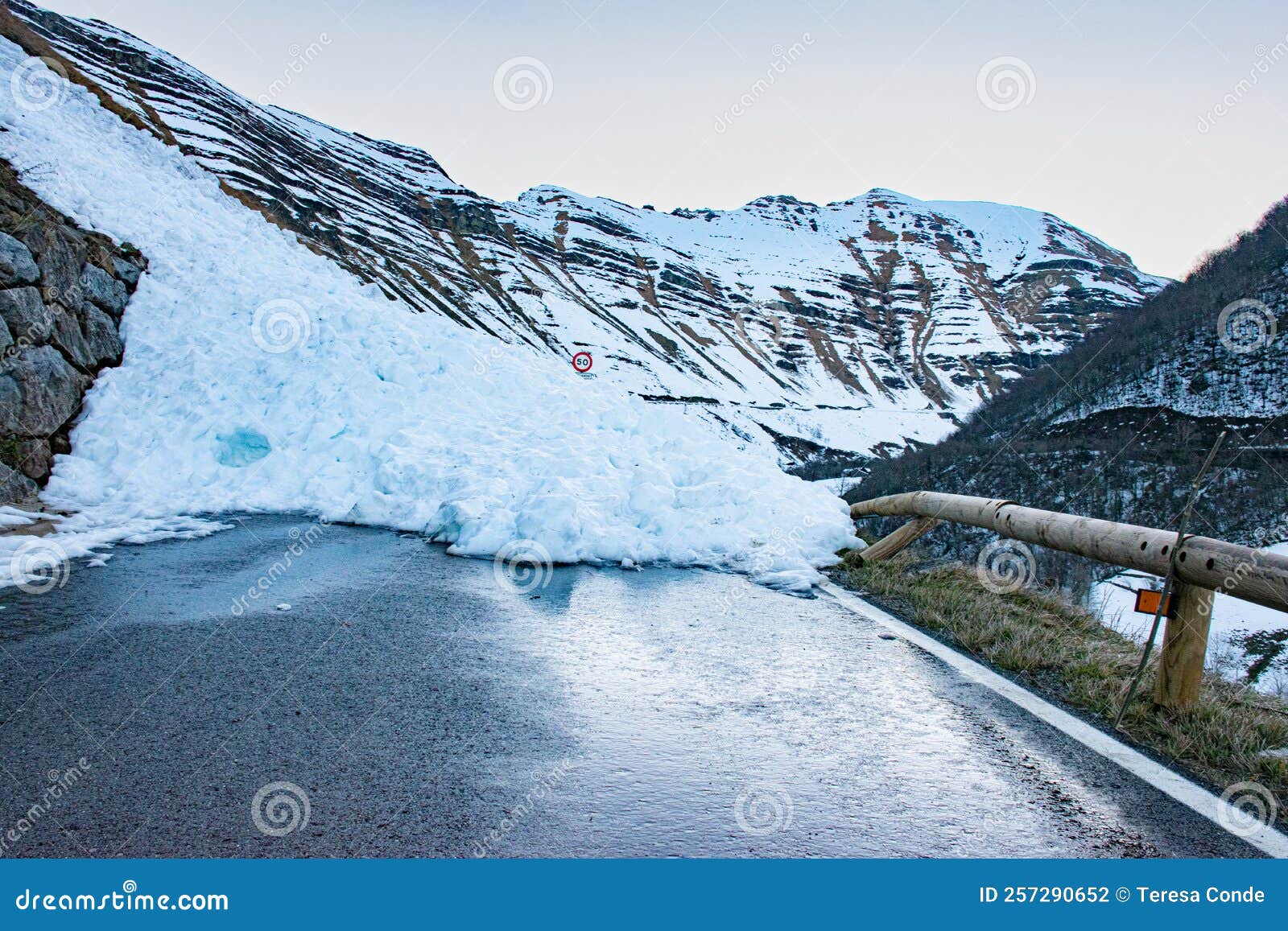 Avalanche De Neige Sur Une Route Bloquant Le Chemin Photo stock - Image ...